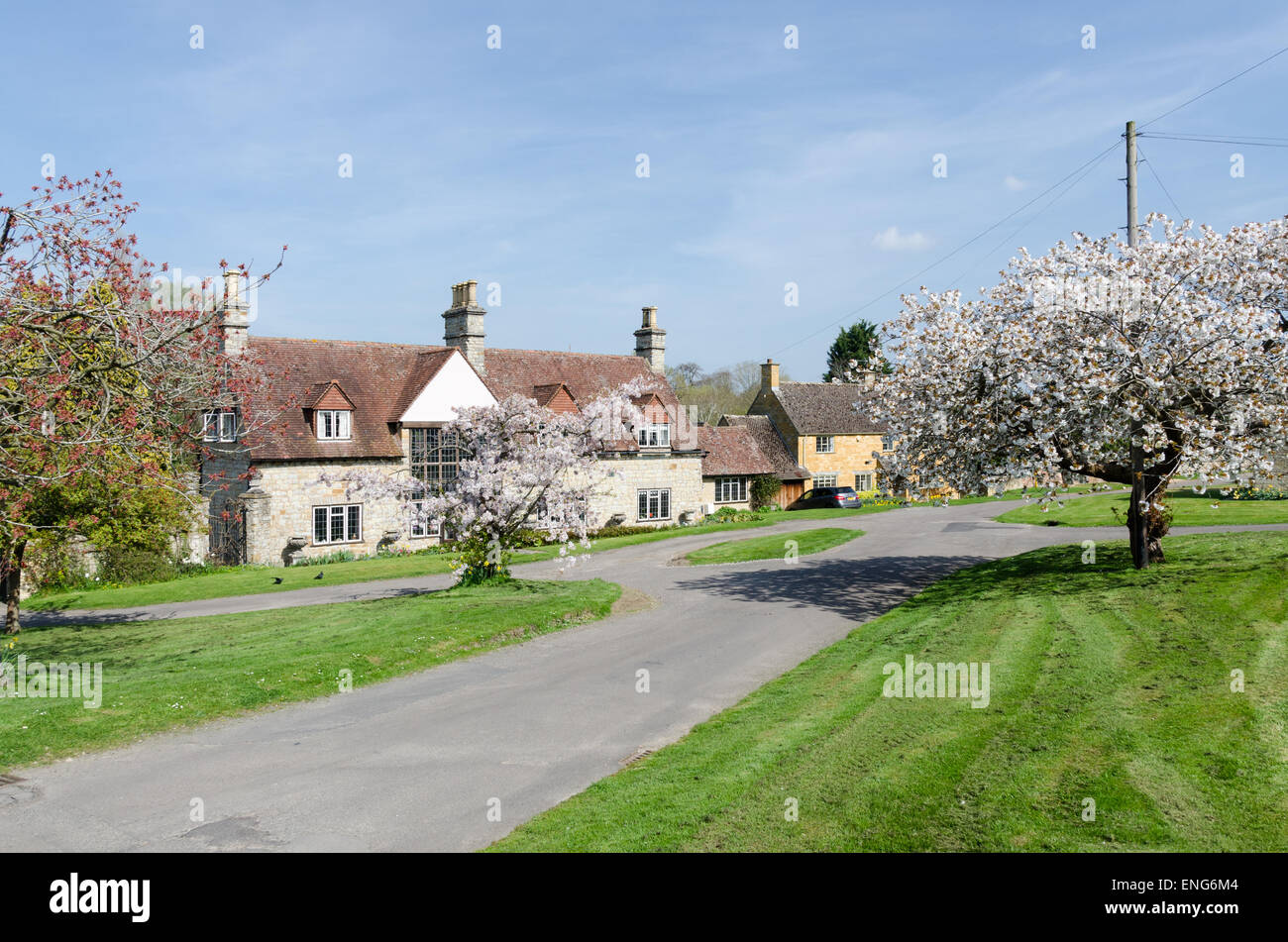 Village Green and old stone houses in the Warwickshire village of ...