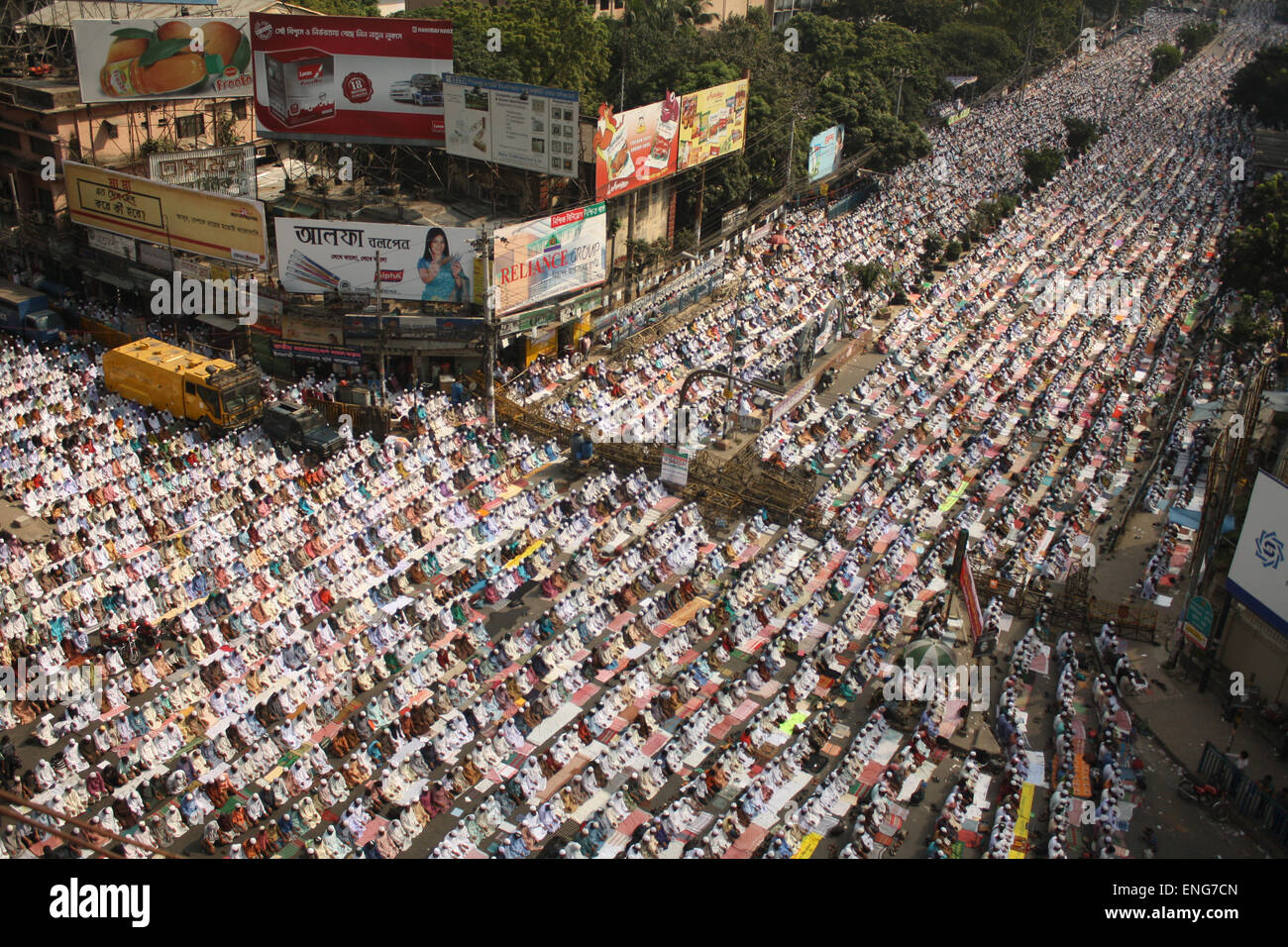 Bangladeshi supporters of the Islamic political party, Islami Andolan ...