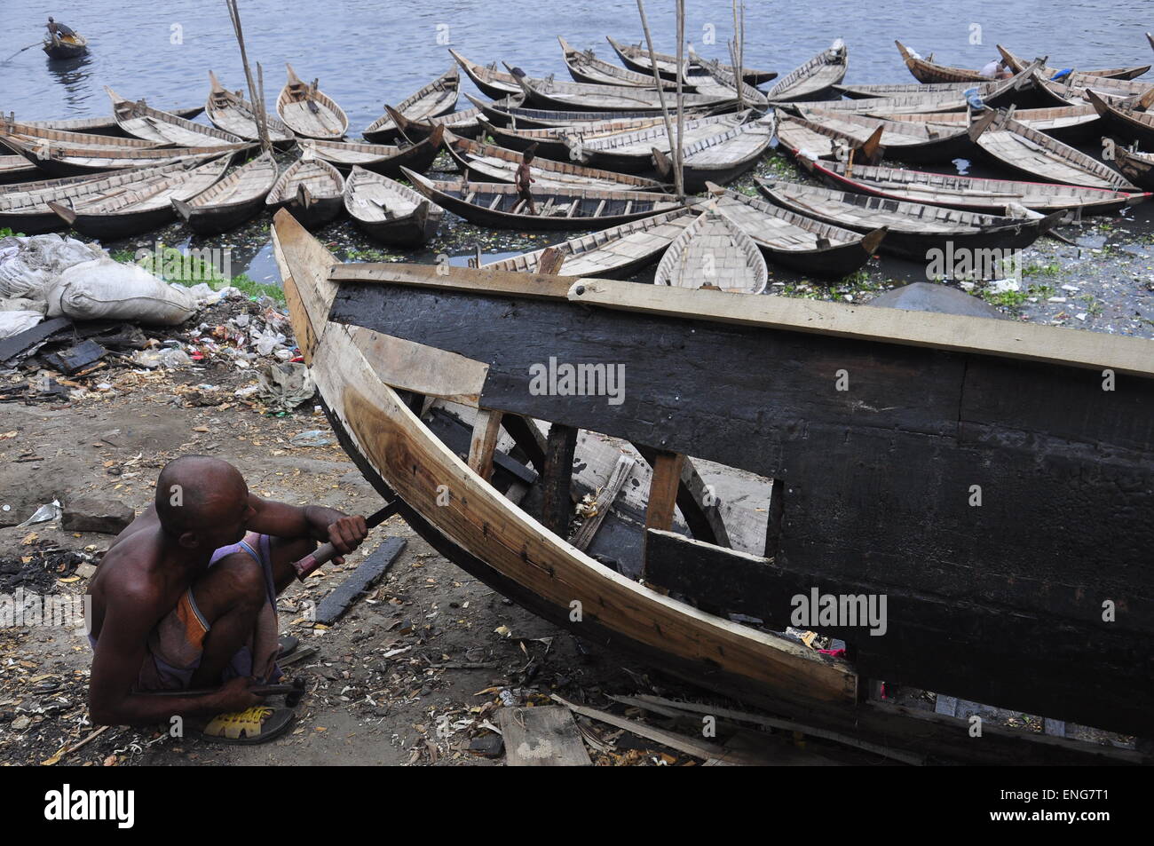 Carpenter repairing a boat inside Buriganga River at Kamrangir char in ...