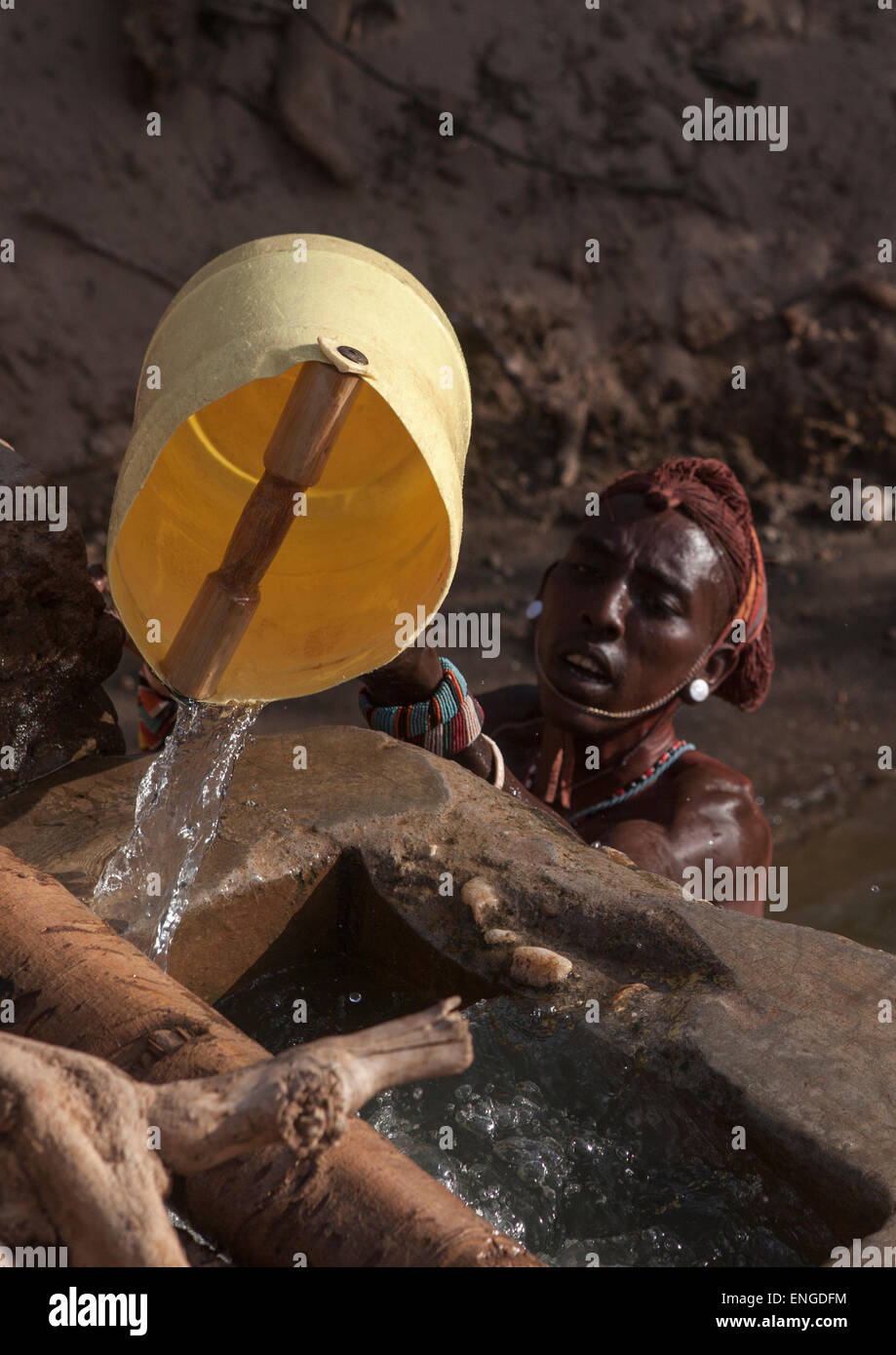 African men collecting water hi-res stock photography and images - Alamy