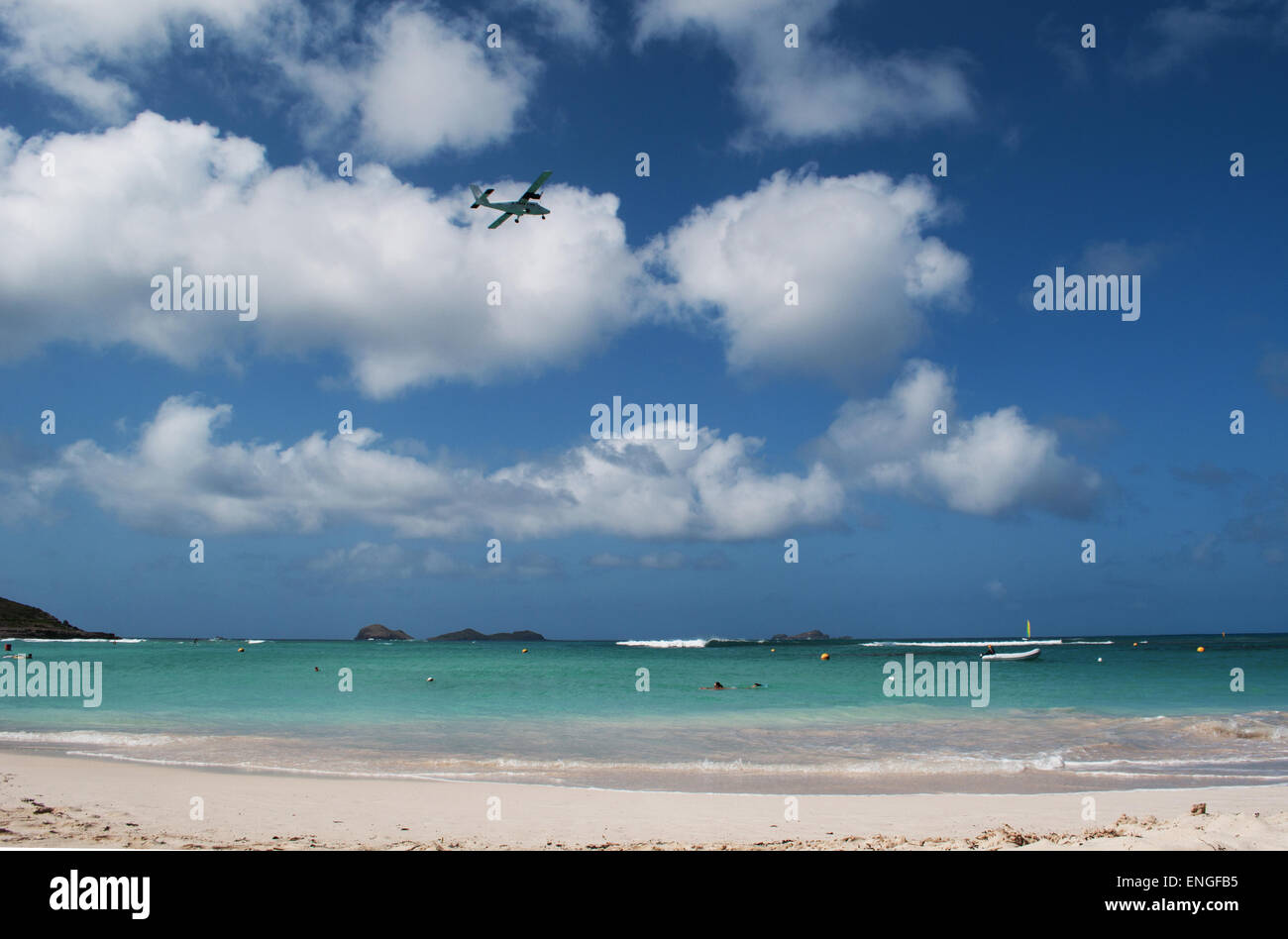 St barths plane landing hi-res stock photography and images - Alamy