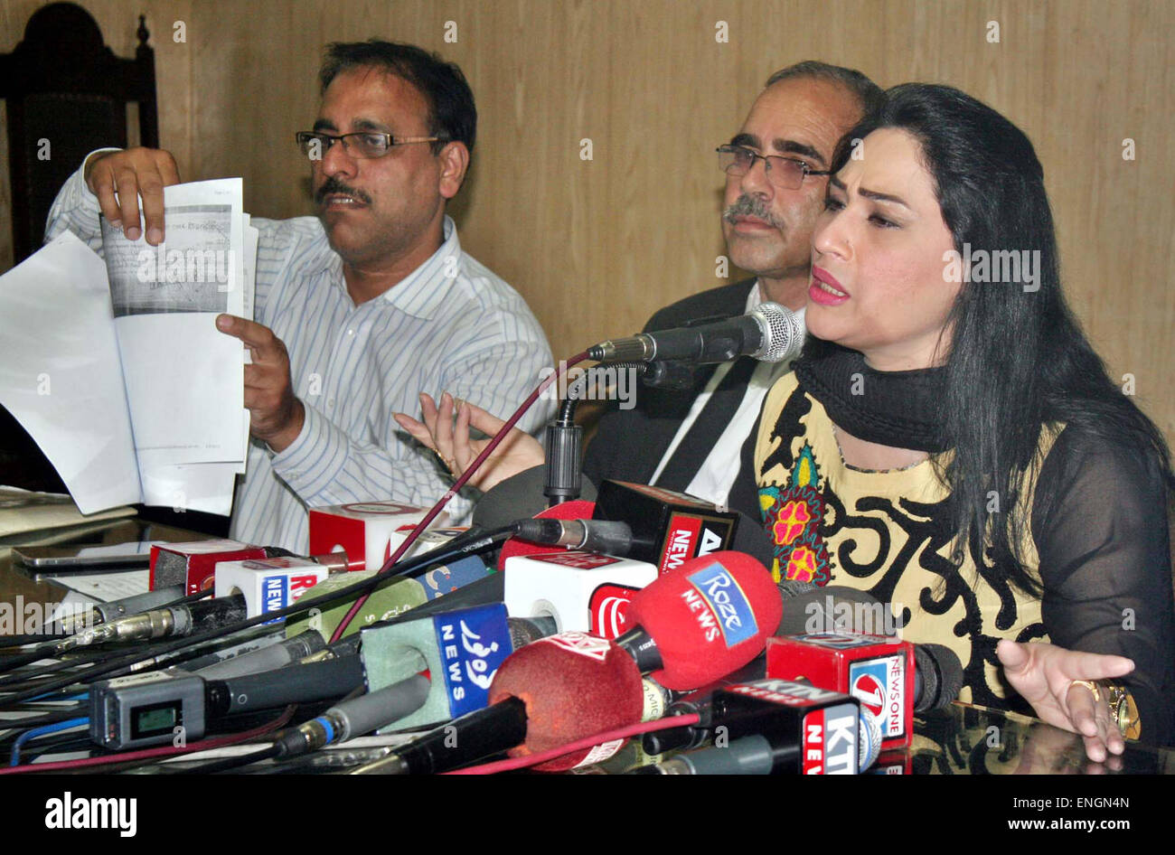 Renowned Singer Humaira Ahmad Butt addresses to media persons during ...
