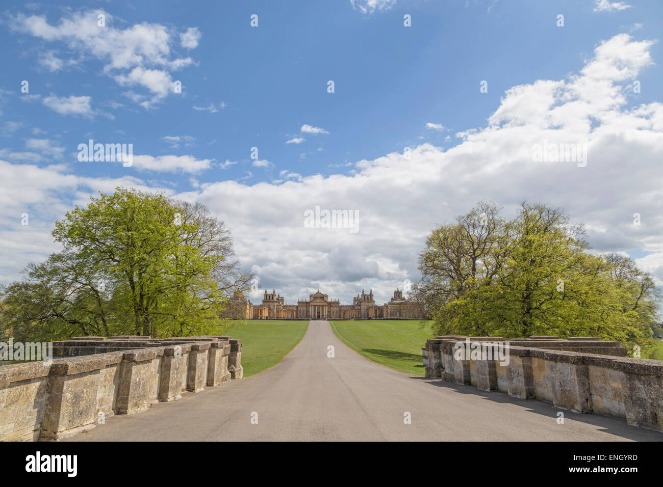 View from The Grand Bridge ( by John Vanbrugh ) on Blenheim Palace ...