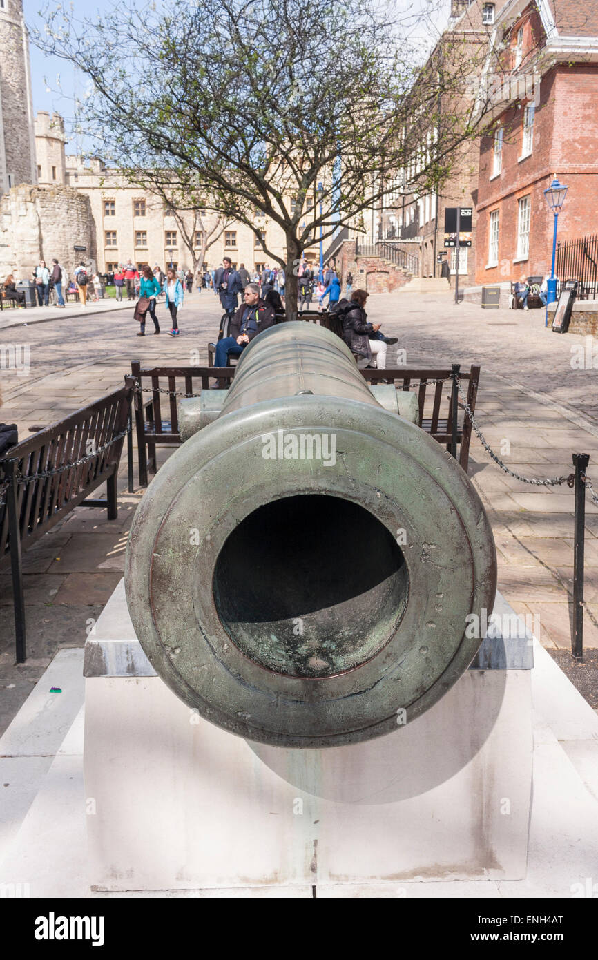 Tower of london grounds hi-res stock photography and images - Alamy