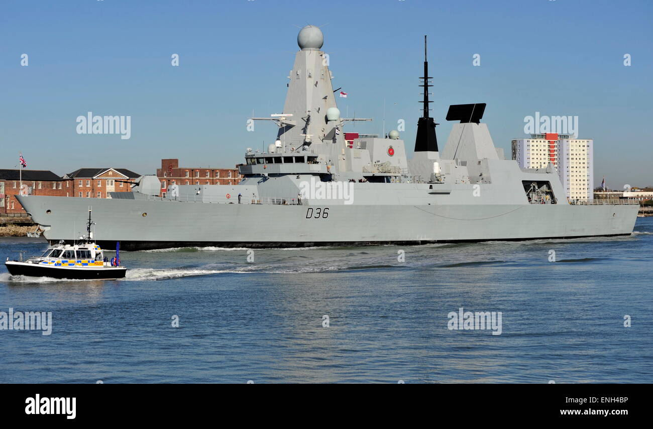 Hms defender d36 hi-res stock photography and images - Alamy