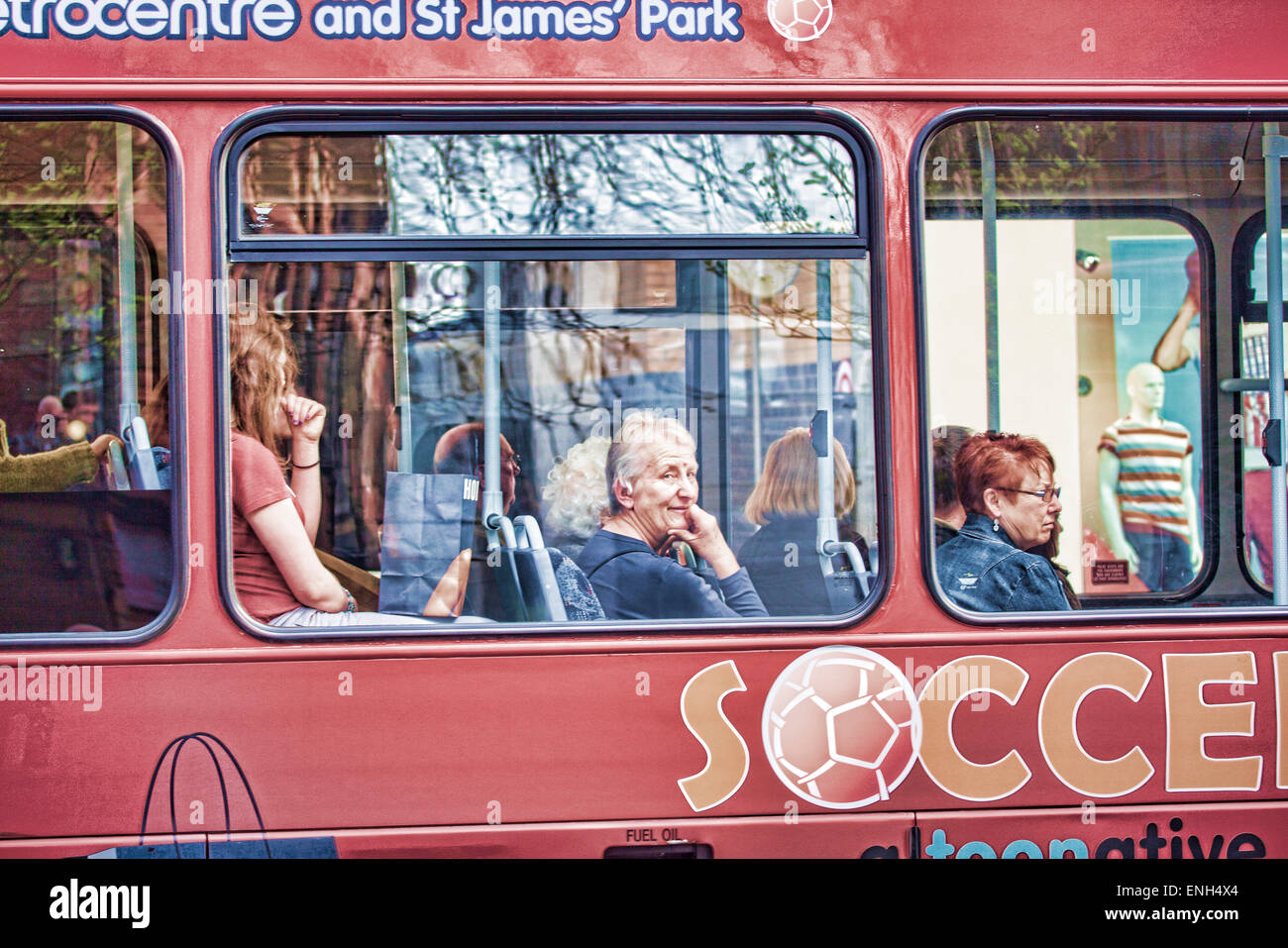 Bus stop people crowds shoppers hi-res stock photography and images - Alamy