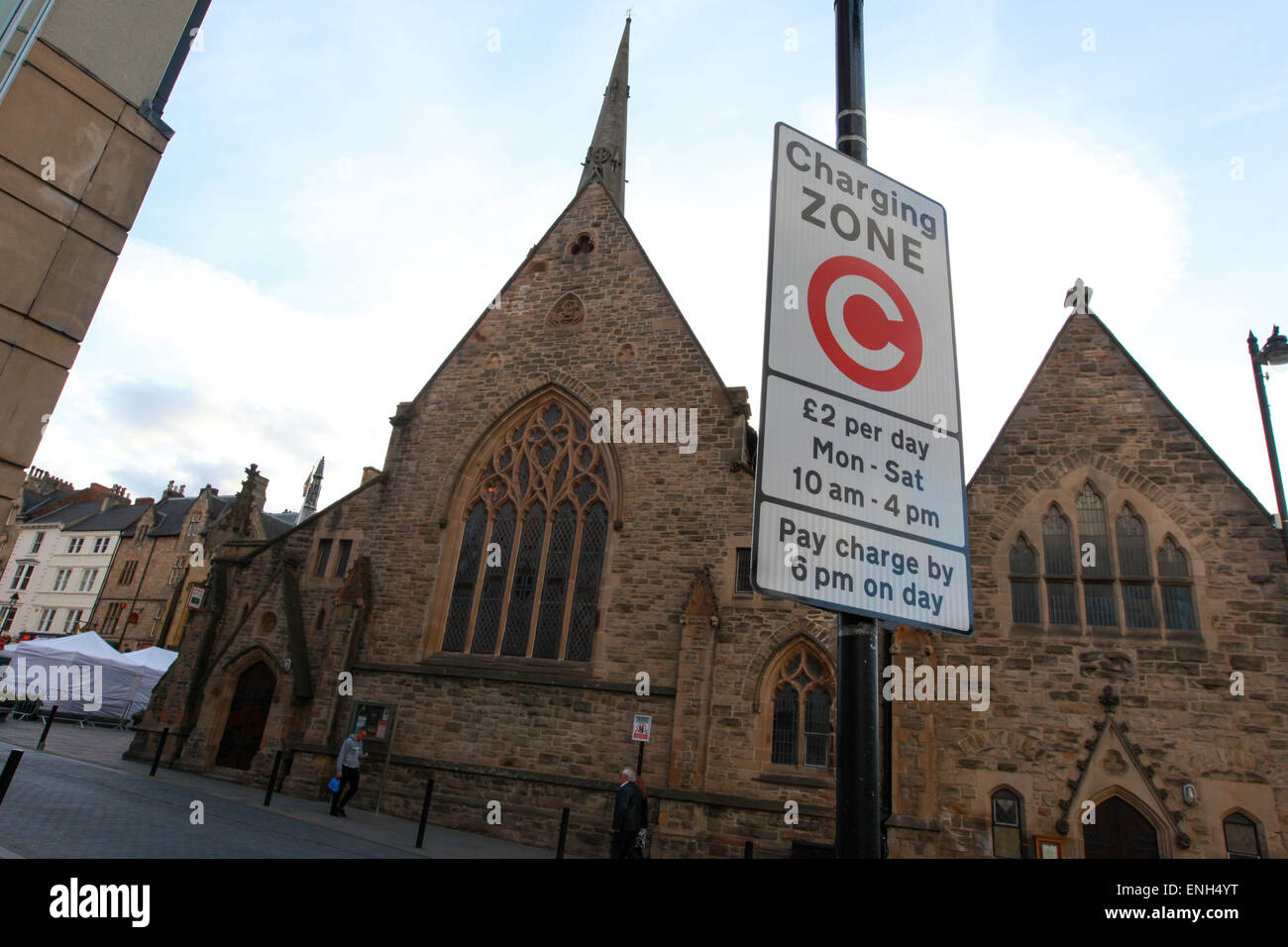 Charging zone sign in Durham city centre Stock Photo - Alamy