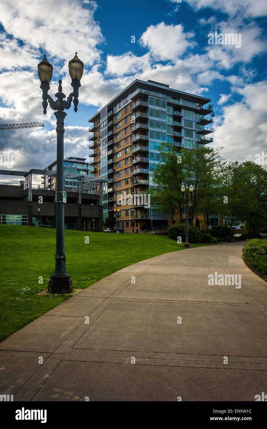 Walkway and modern building in Portland, Oregon Stock Photo - Alamy
