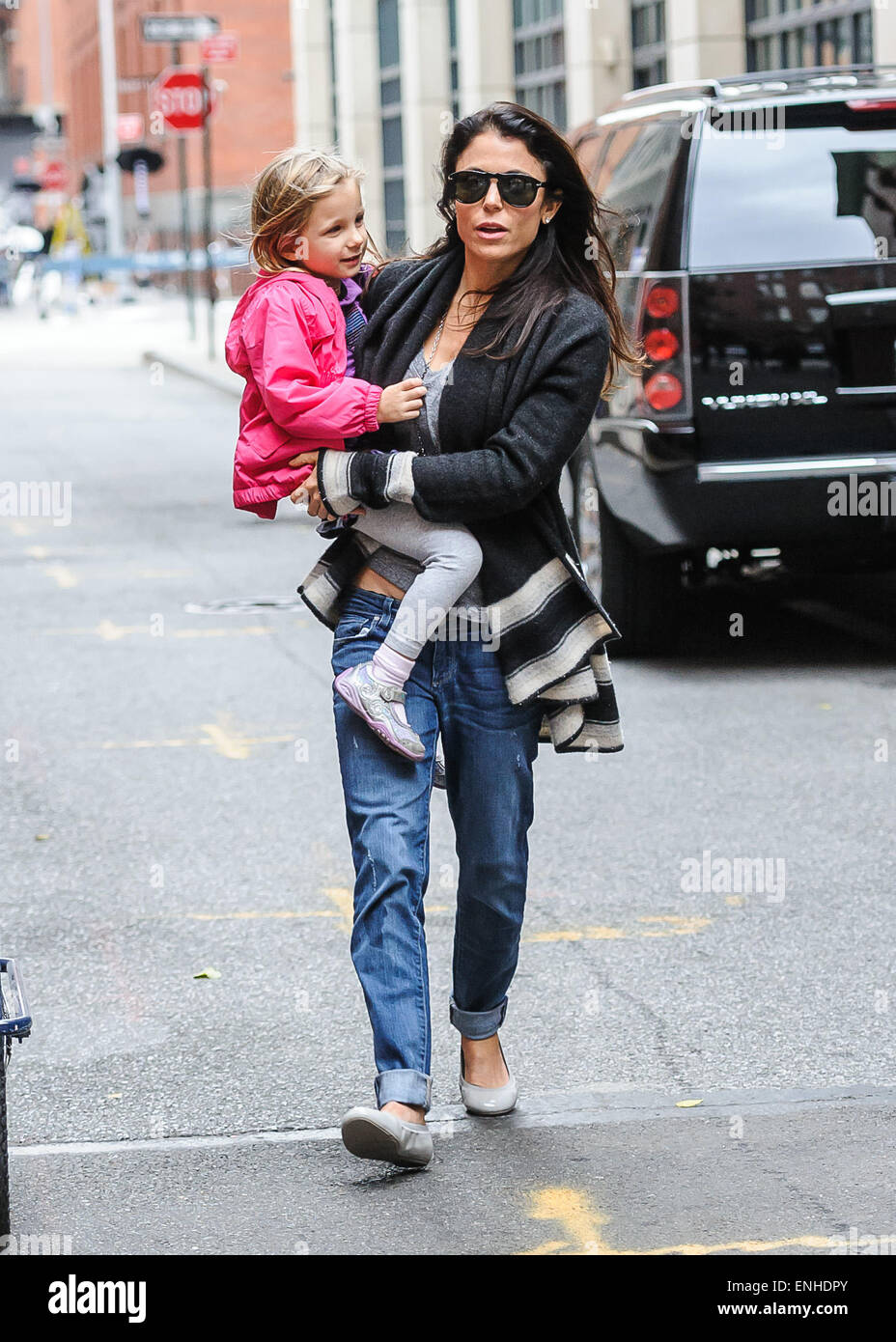 Bethenny Frankel takes her daughter Bryn trick or treating on Friday ...