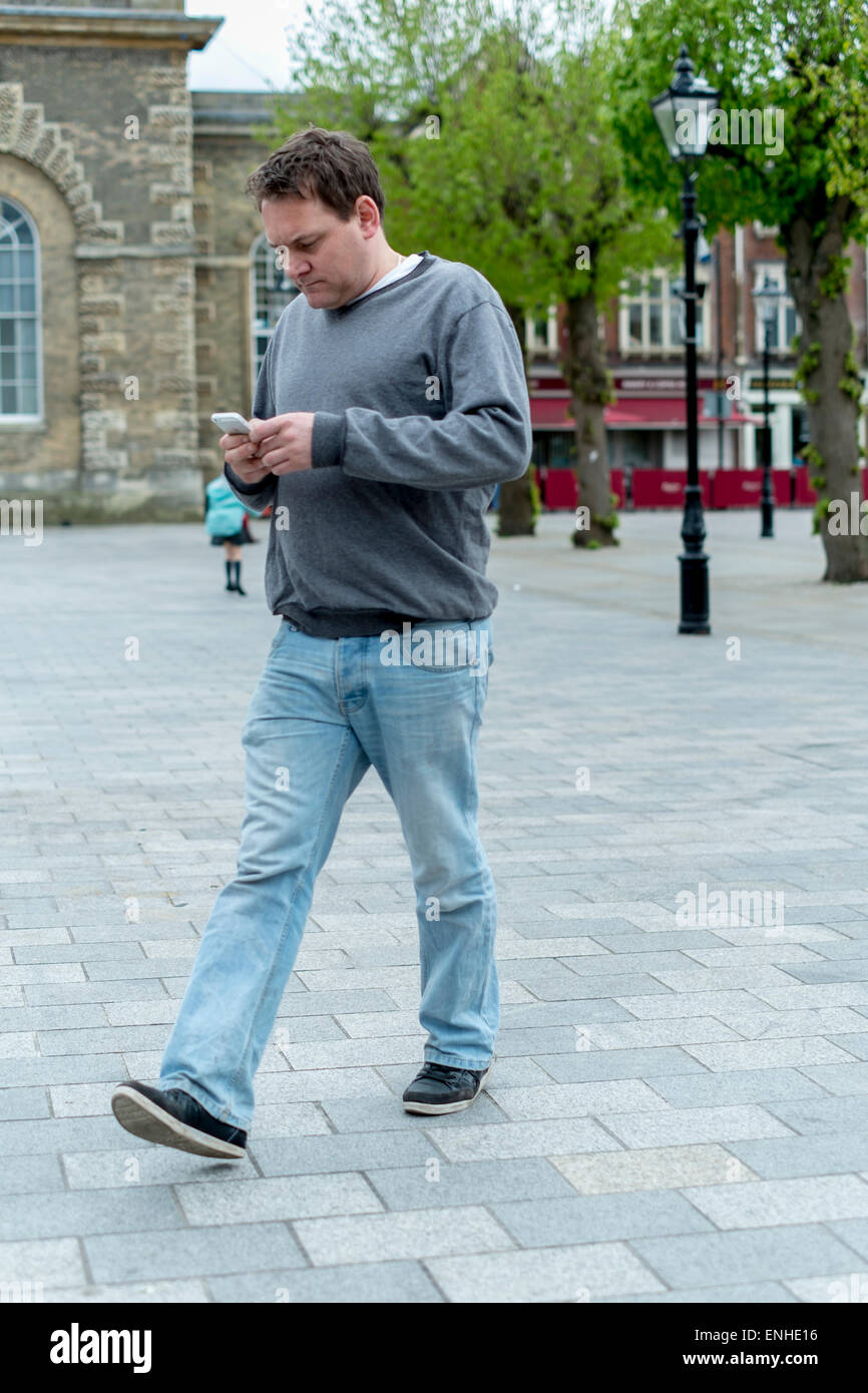 Walking texting young hi-res stock photography and images - Alamy