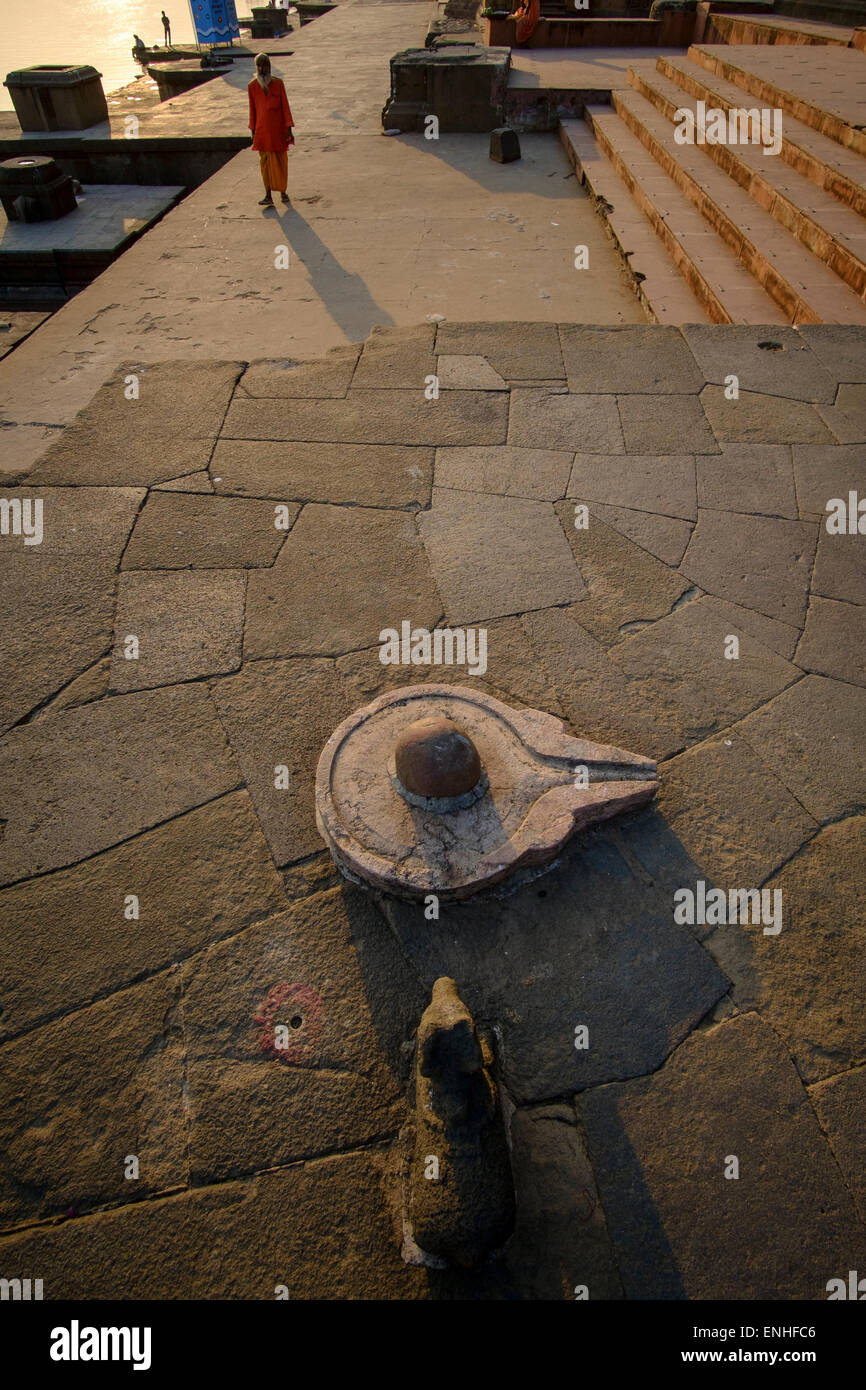 Shiva lingam on ghats of narmada river, Maheshwar Stock Photo - Alamy