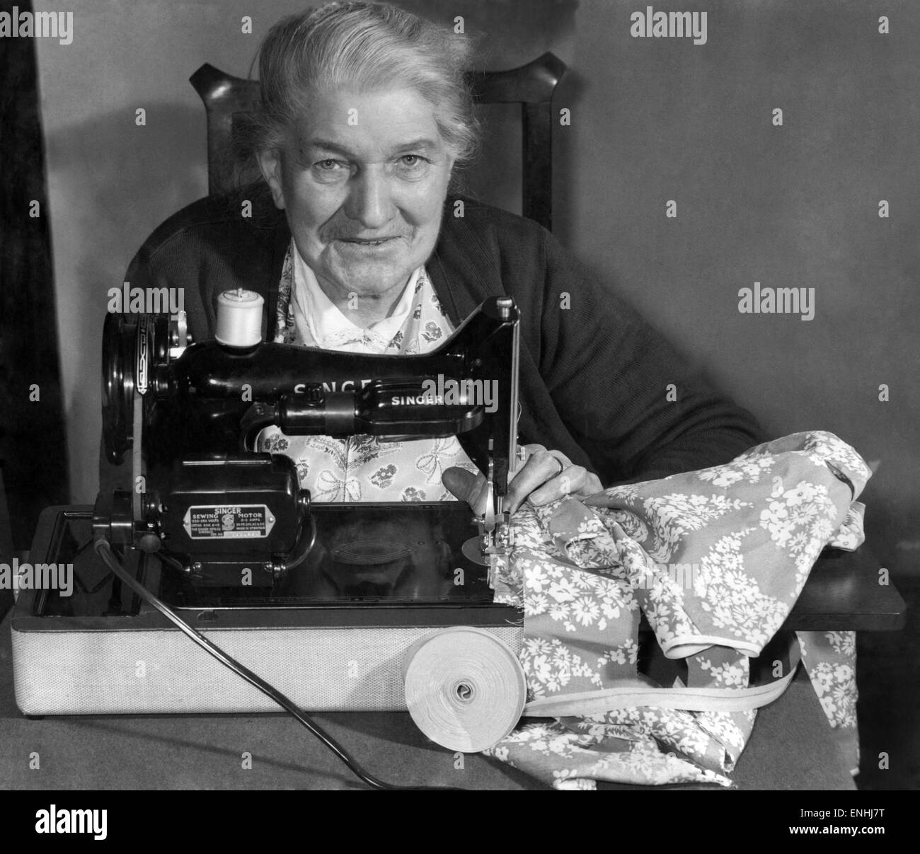Singer sewing machine sewing machine Black and White Stock Photos ...