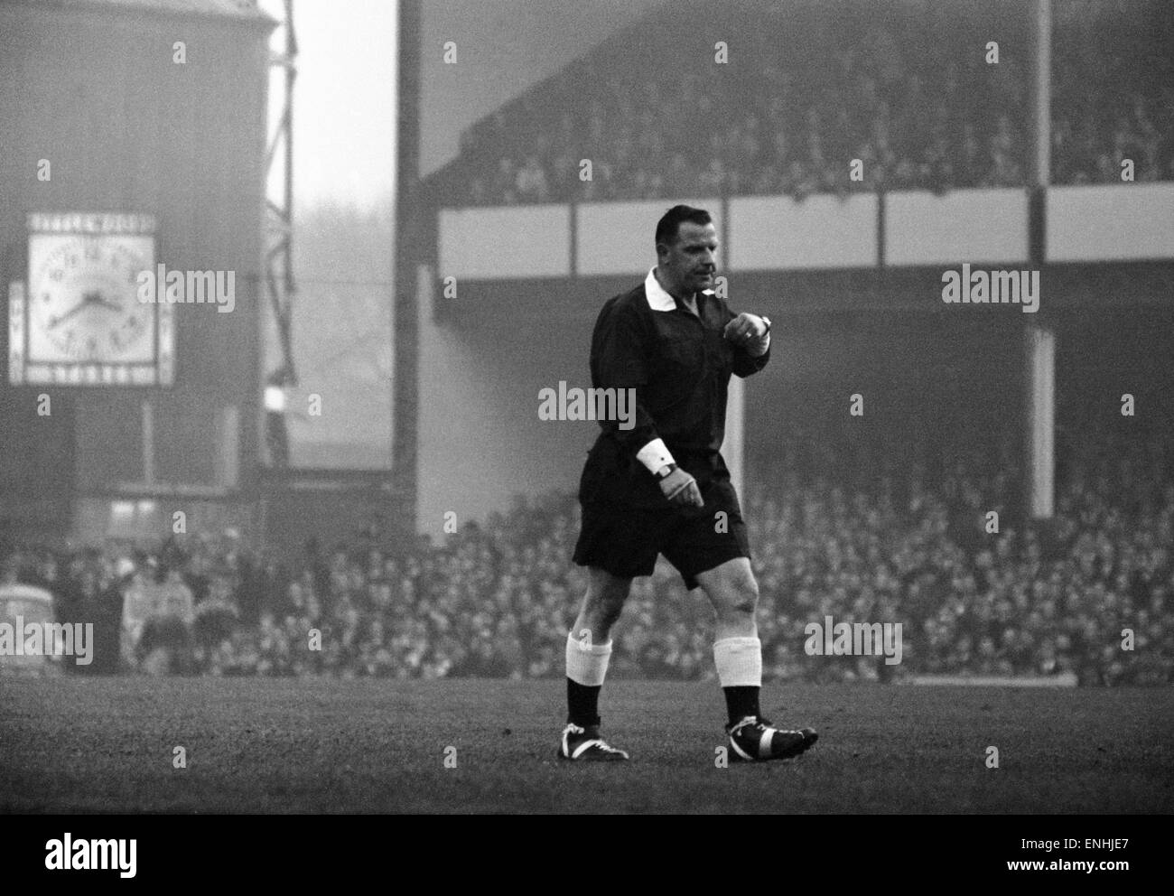 1960s man united players hi-res stock photography and images - Alamy