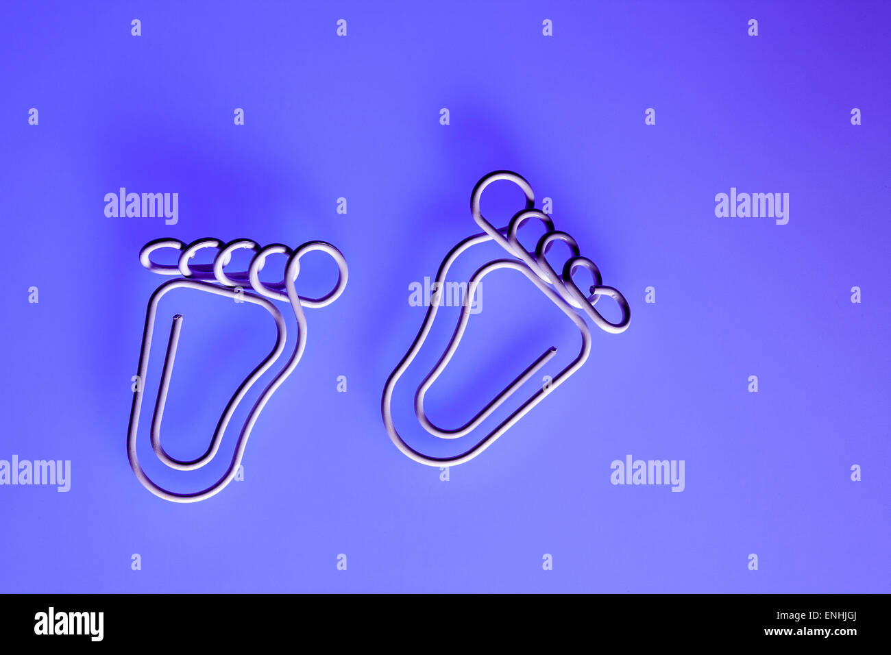 Purple paper clips hi-res stock photography and images - Alamy