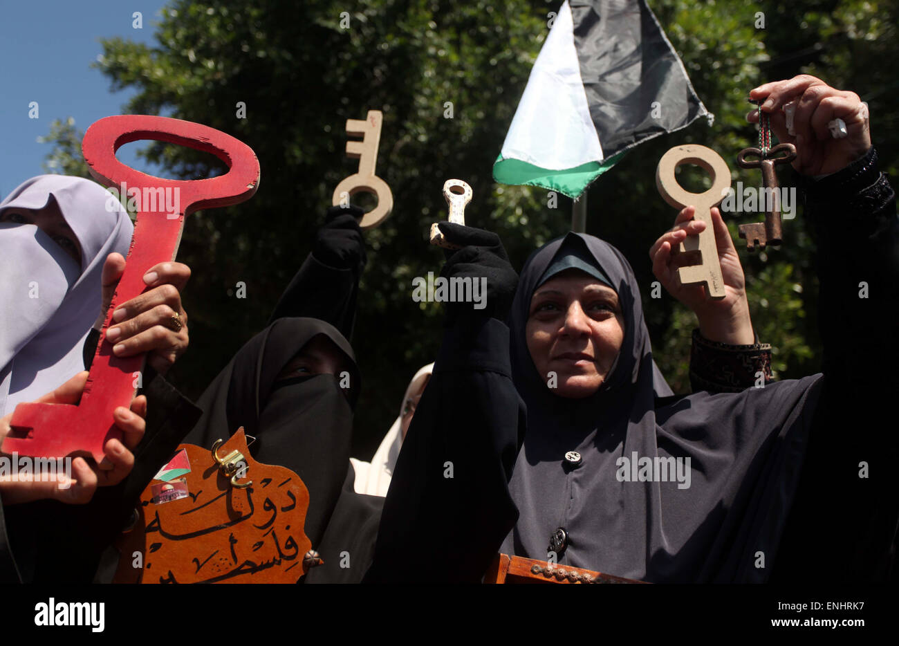 Gaza City, Gaza Strip. 6th May, 2015. Palestinian women, supporters of ...