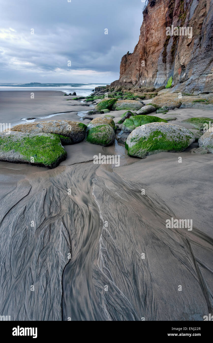 Lines leading to rocks on beach Stock Photo - Alamy
