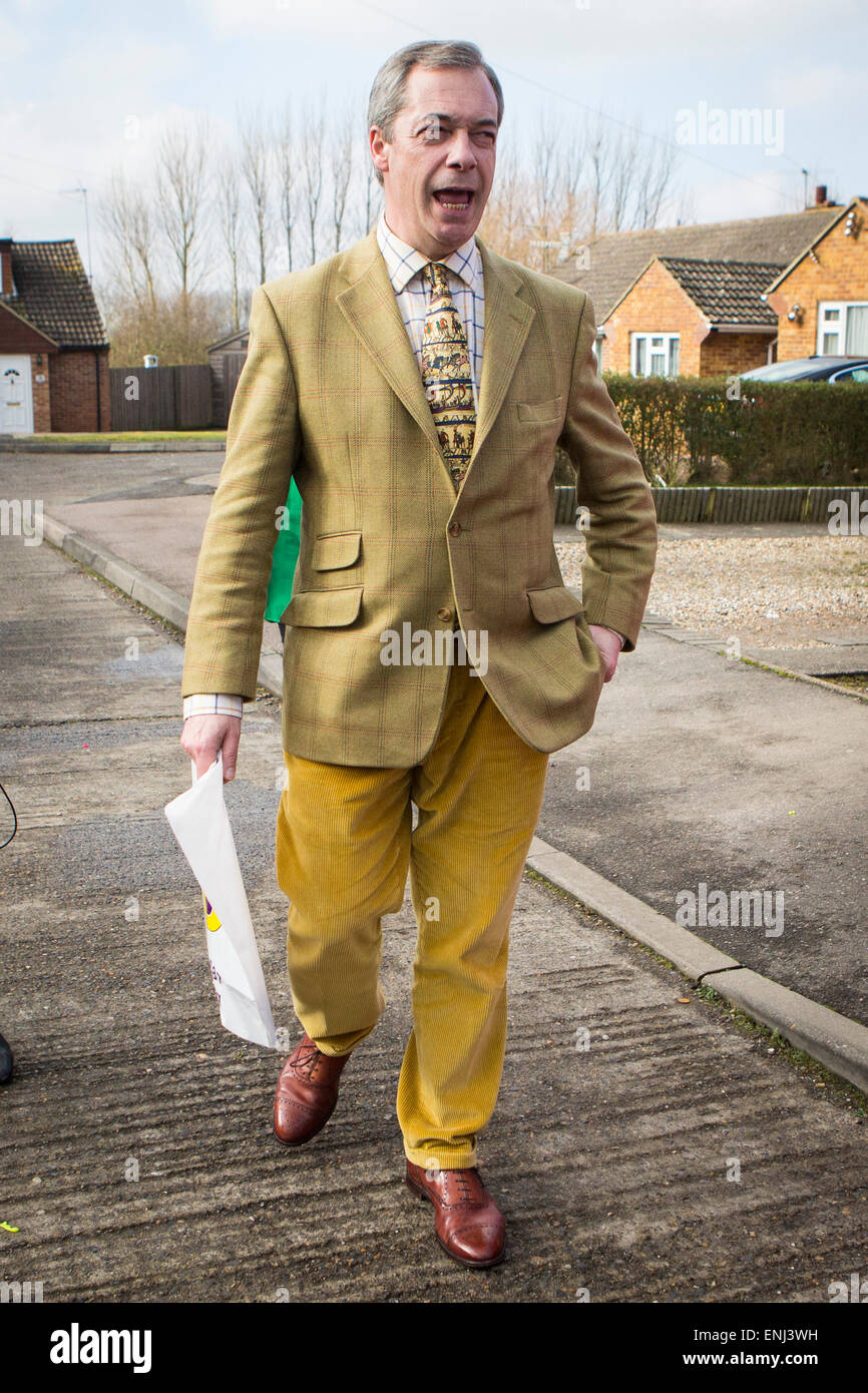 UKIP leader Nigel Farage out canvasing and leafleting in Kent today ...