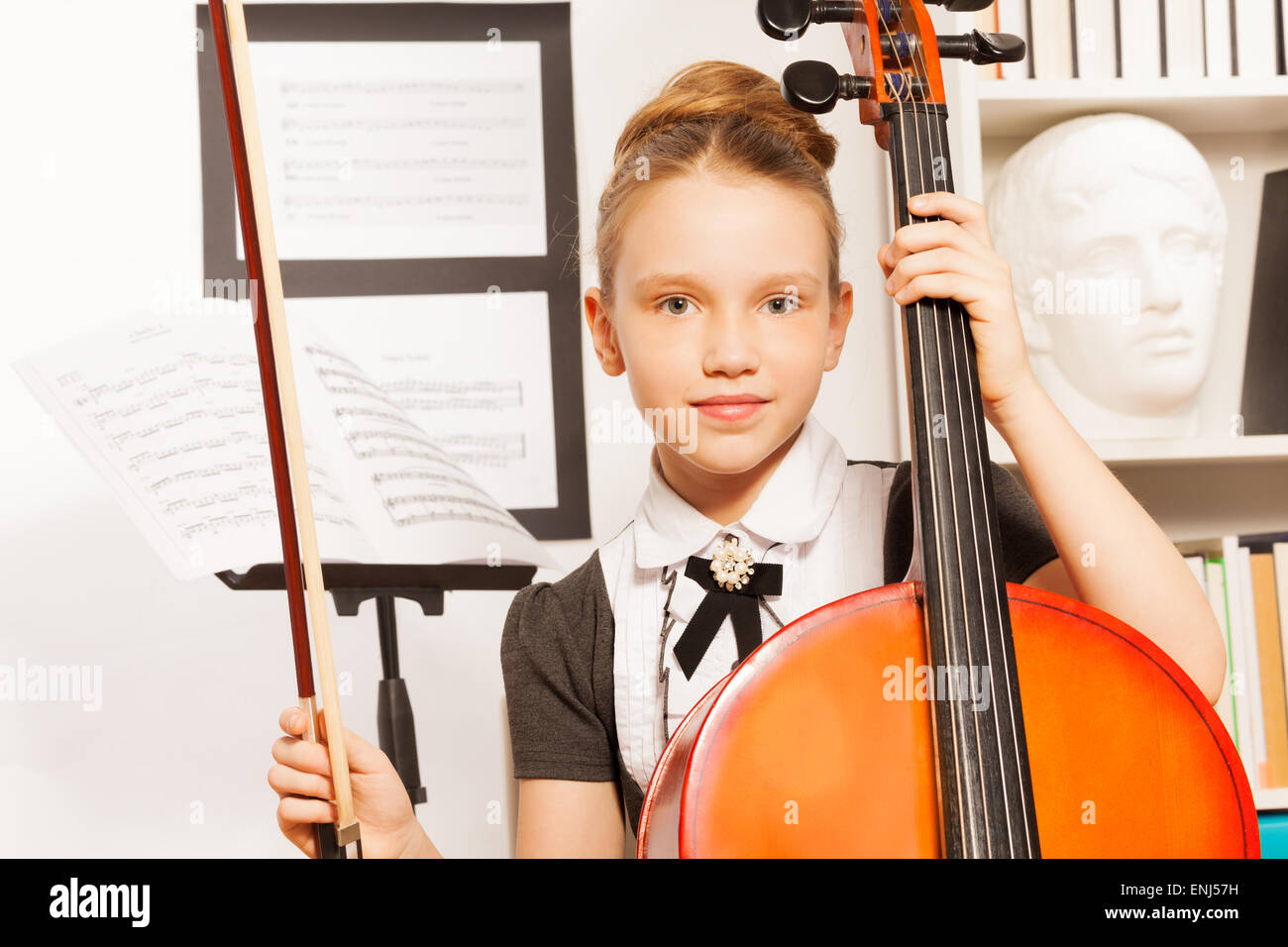 Fiddle symphony dress hi-res stock photography and images - Alamy