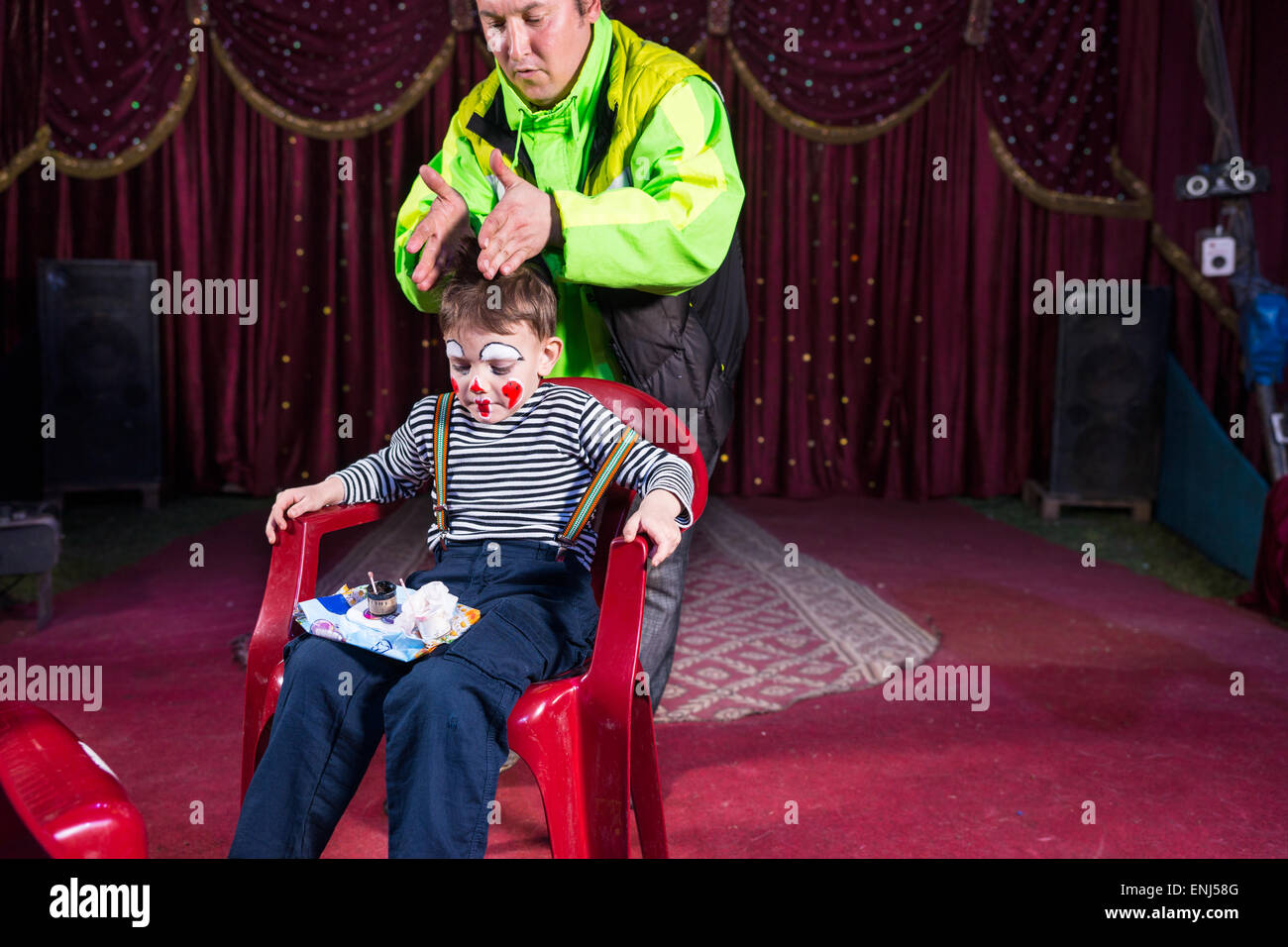Clown sitting in chair hi-res stock photography and images - Alamy