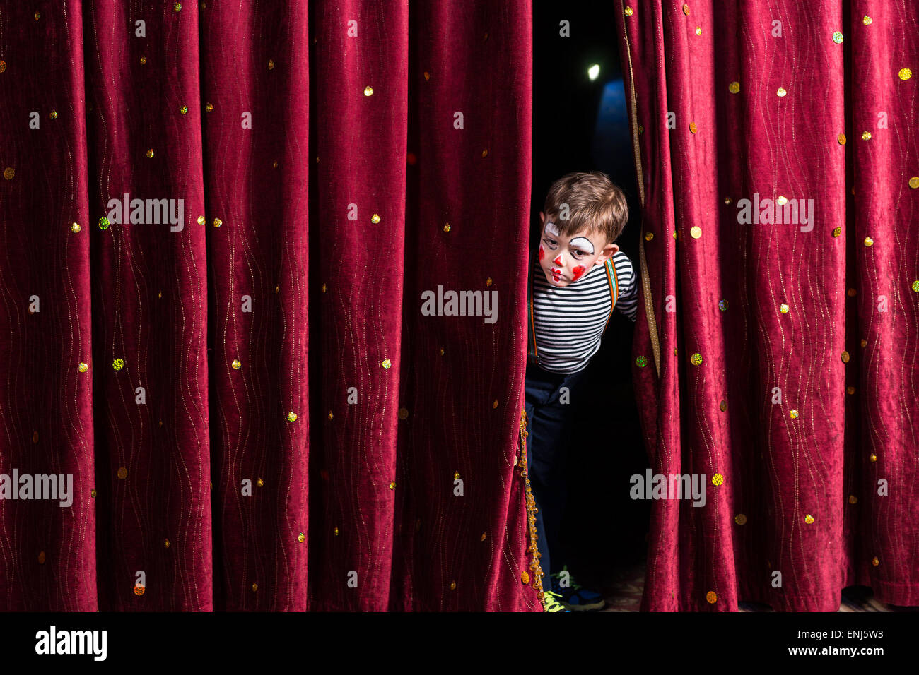 Child actor acting stage hi-res stock photography and images - Alamy