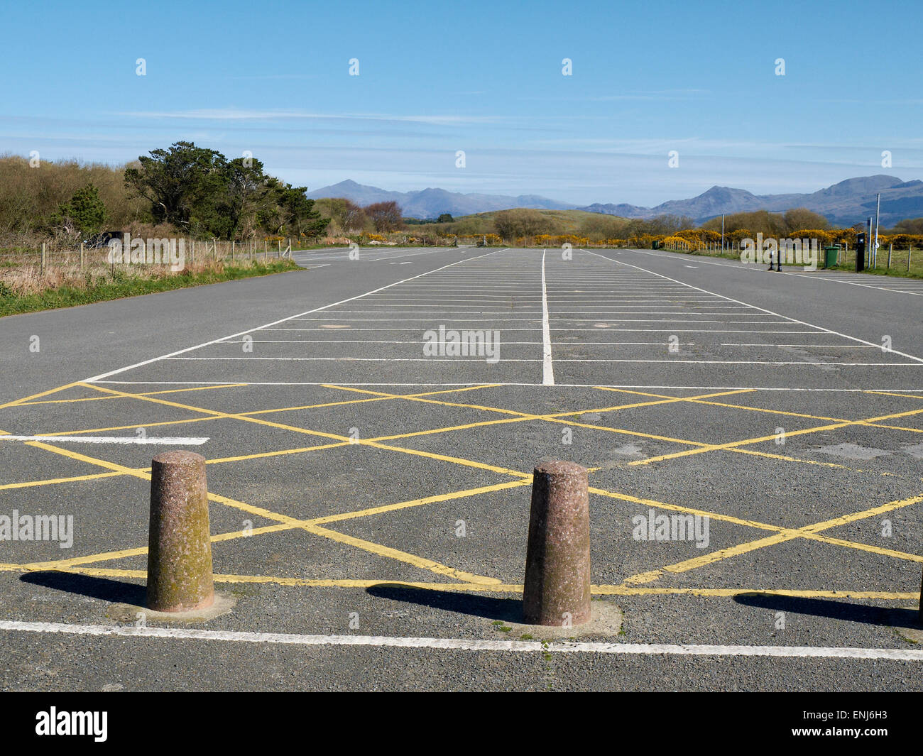 Empty parking lot hi-res stock photography and images - Alamy
