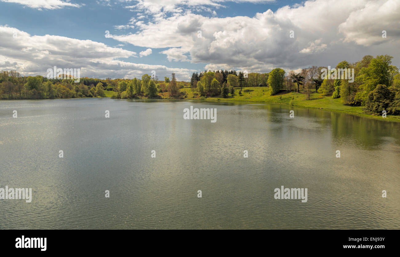 Panoramic view on the Lake in the magnificent park landscape ...