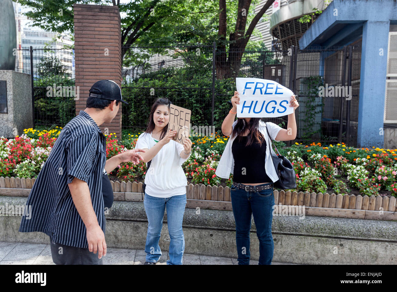 Japanese female giving free hugs in shinjuku hi-res stock photography ...