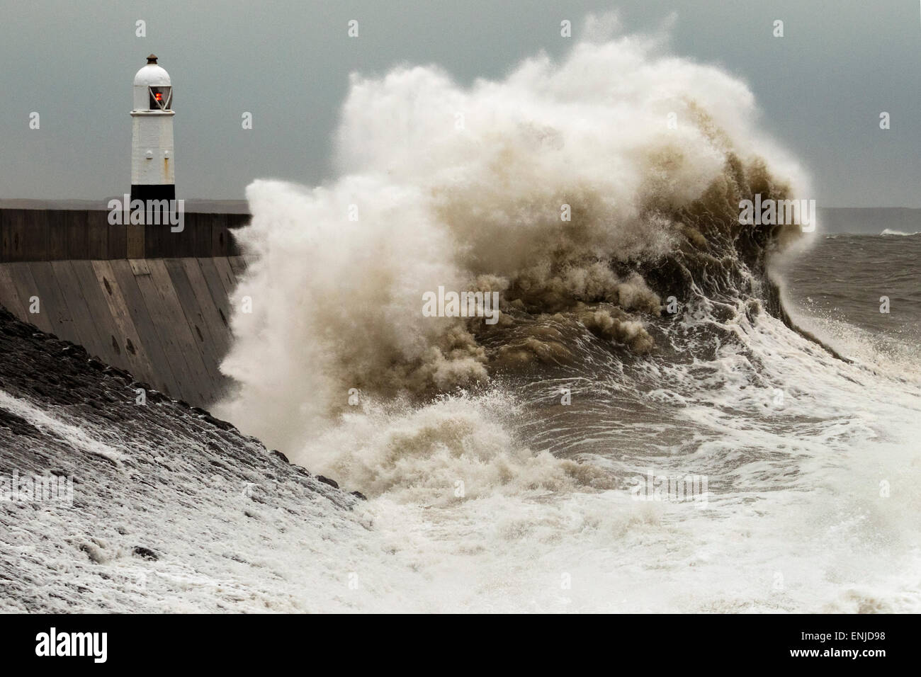 Giant wave hi-res stock photography and images - Alamy