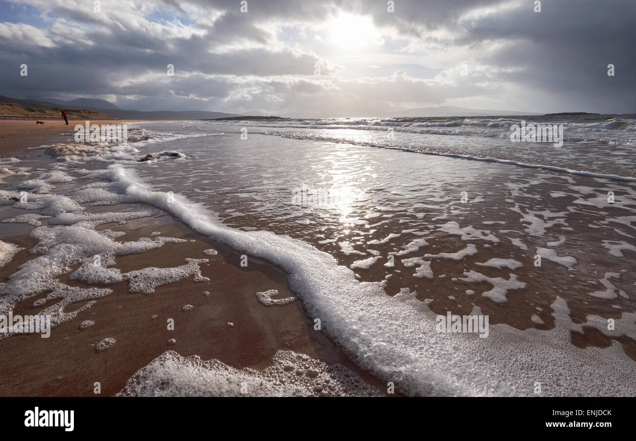 The last hour of sun over a remote beach in the Scottish Highlands ...