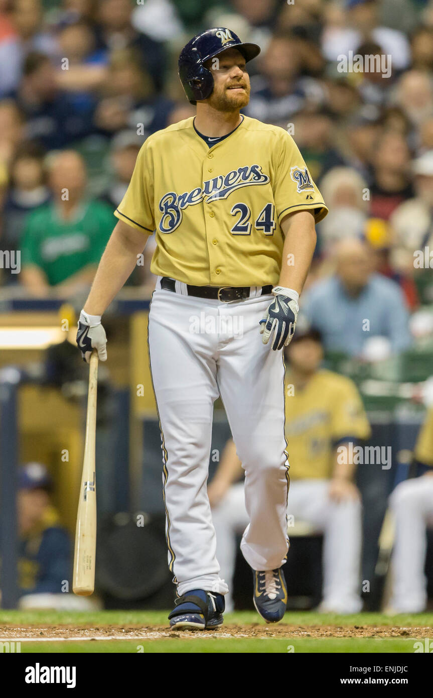 May 5, 2015: Milwaukee Brewers first baseman Adam Lind #24 steps to the ...