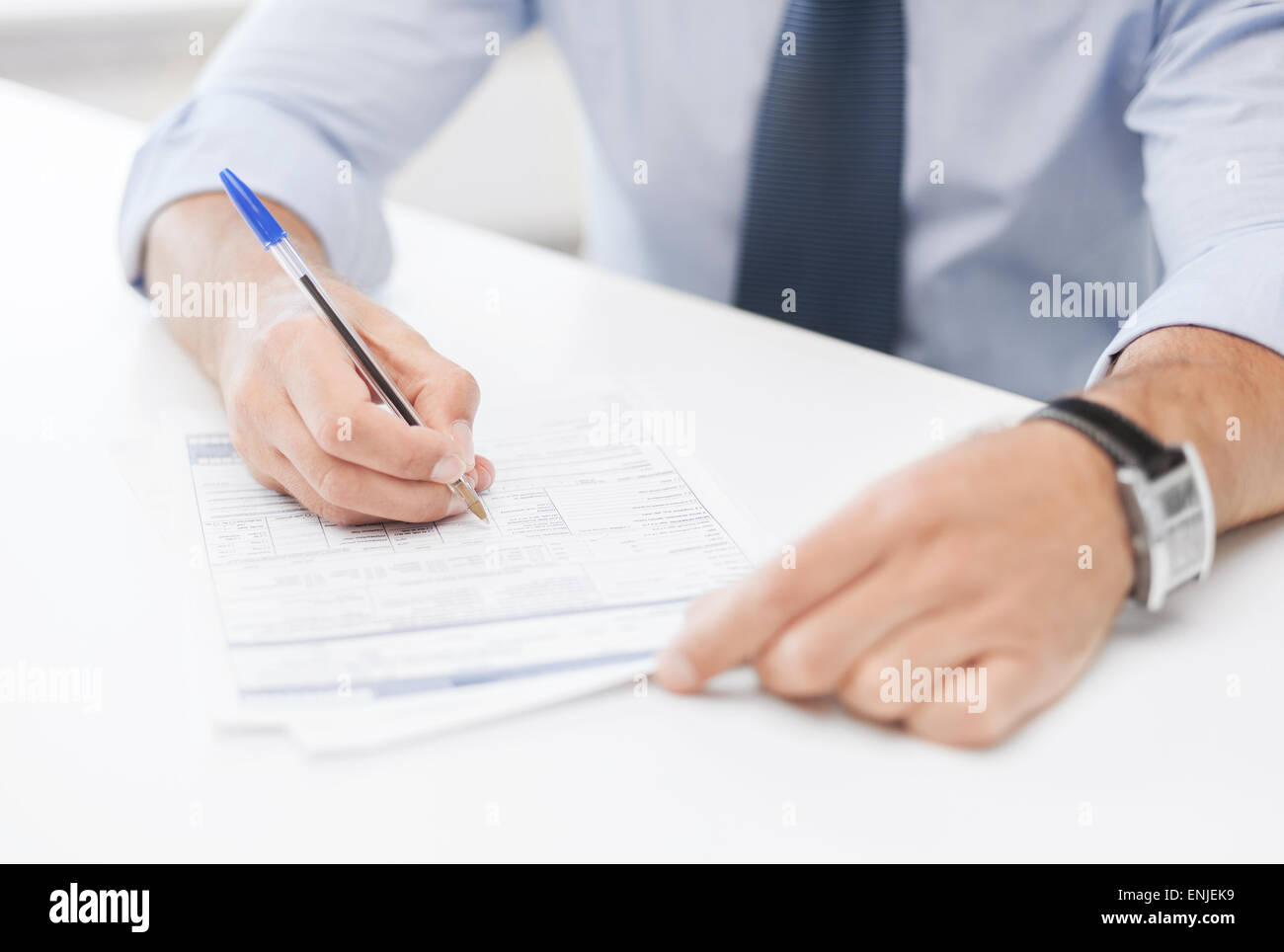 man signing a contract Stock Photo - Alamy