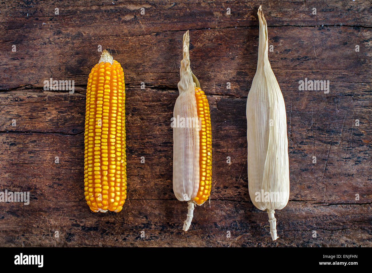 Bunch of corn cobs on a wooden background Stock Photo - Alamy