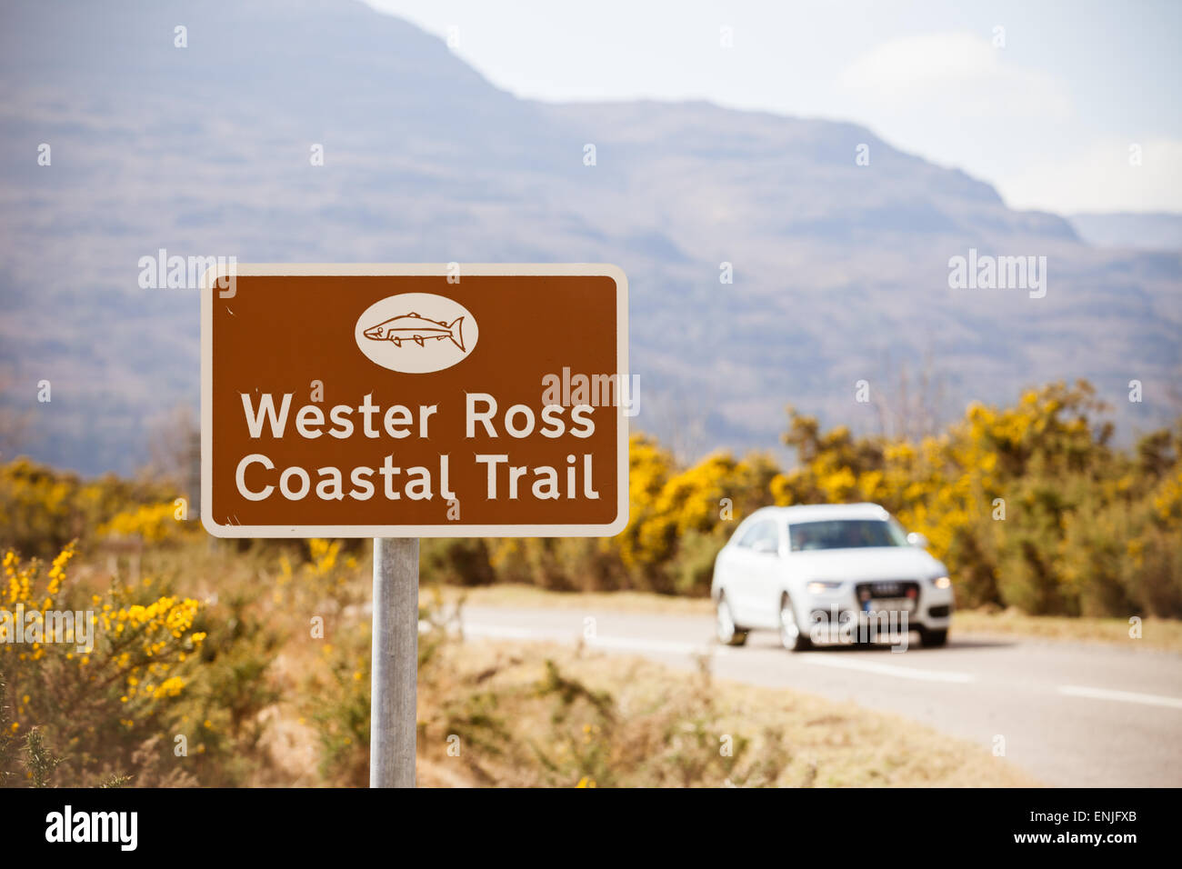 Highlands scotland road sign hi-res stock photography and images - Alamy