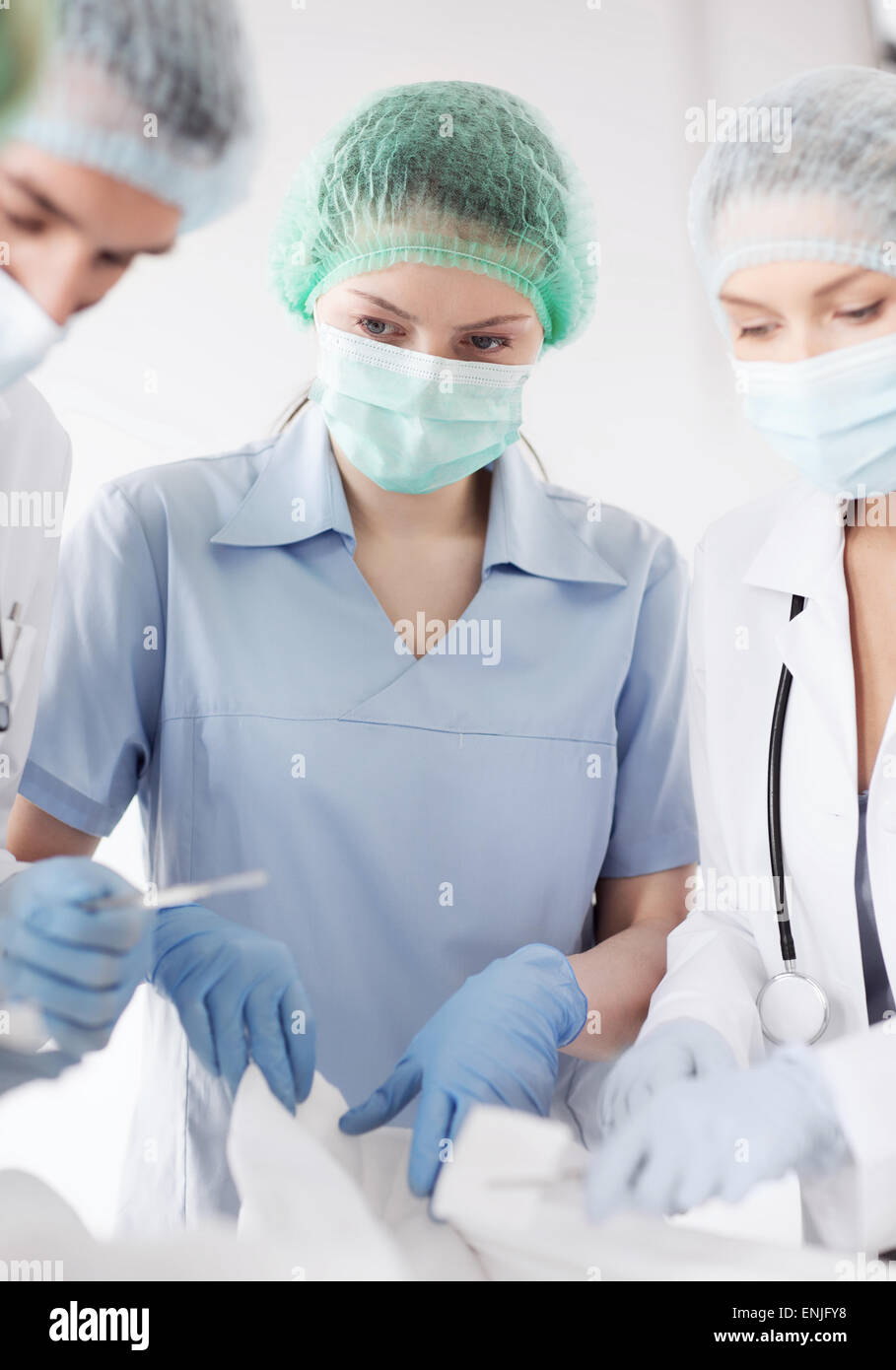 young group of doctors doing operation Stock Photo - Alamy