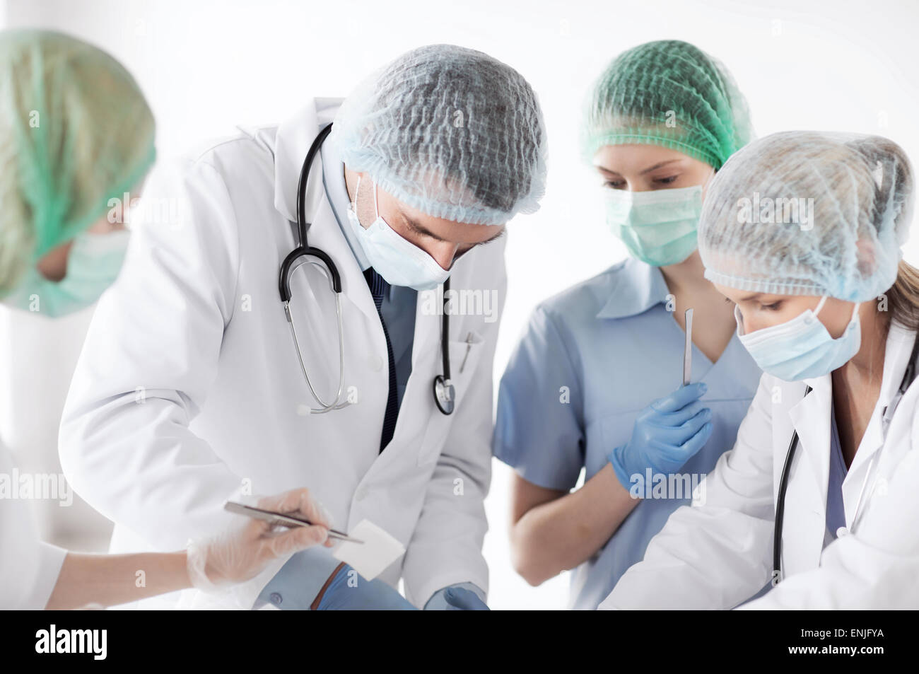 young group of doctors doing operation Stock Photo - Alamy