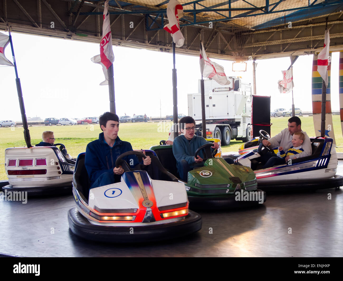 People driving dodgem cars in a traveling fairground Stock Photo - Alamy
