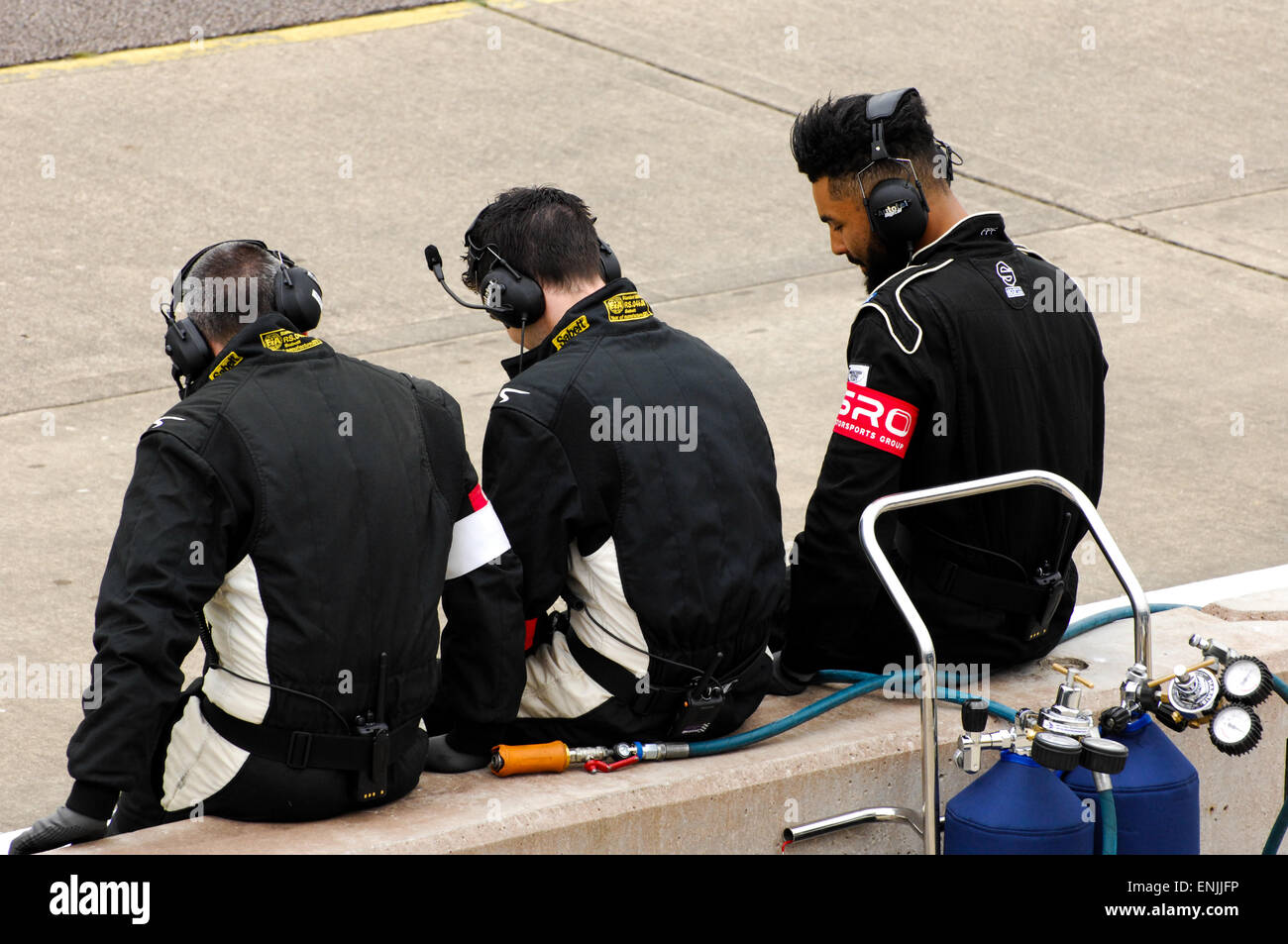 Tyre mechanic pit crew racing team Stock Photo - Alamy