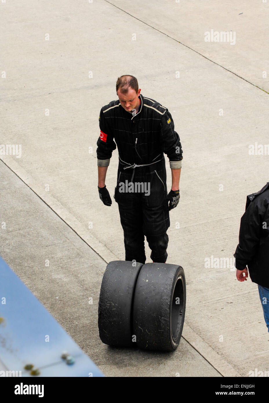 Tyre mechanic pit crew racing team Stock Photo - Alamy