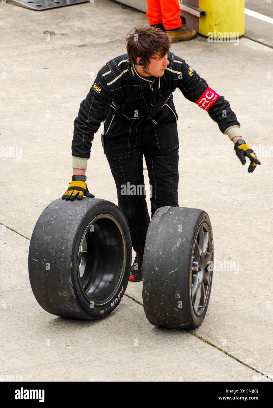 Tyre mechanic pit crew racing team Stock Photo - Alamy