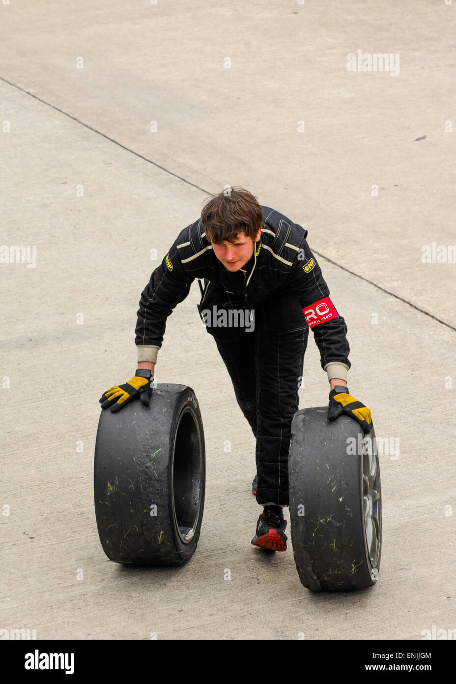 Tyre mechanic pit crew racing team Stock Photo - Alamy
