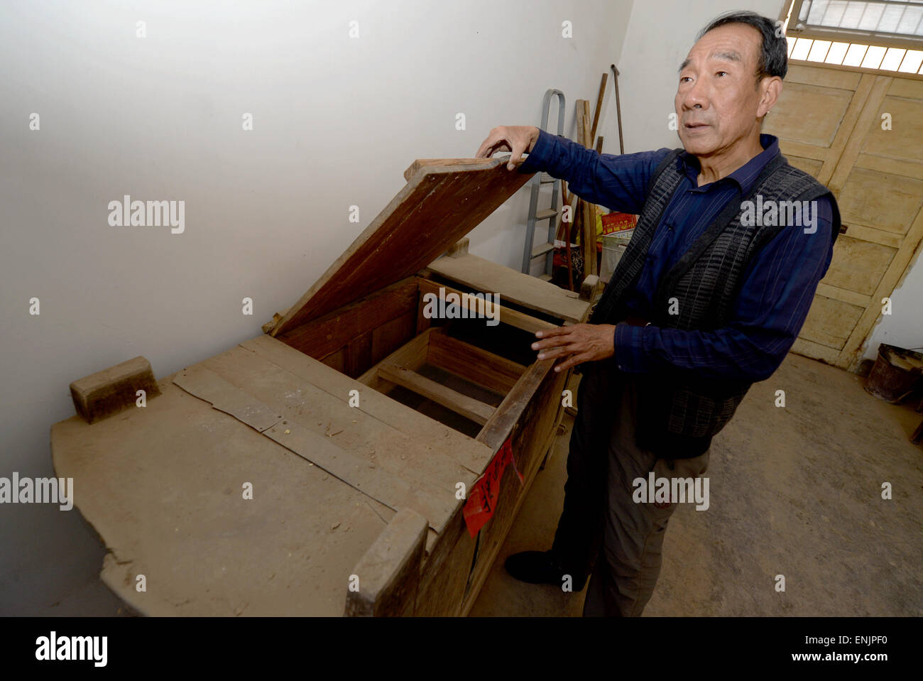 (150507) -- XI'AN, May 7, 2015 (Xinhua) -- Tang Qian, a 70-year old ...