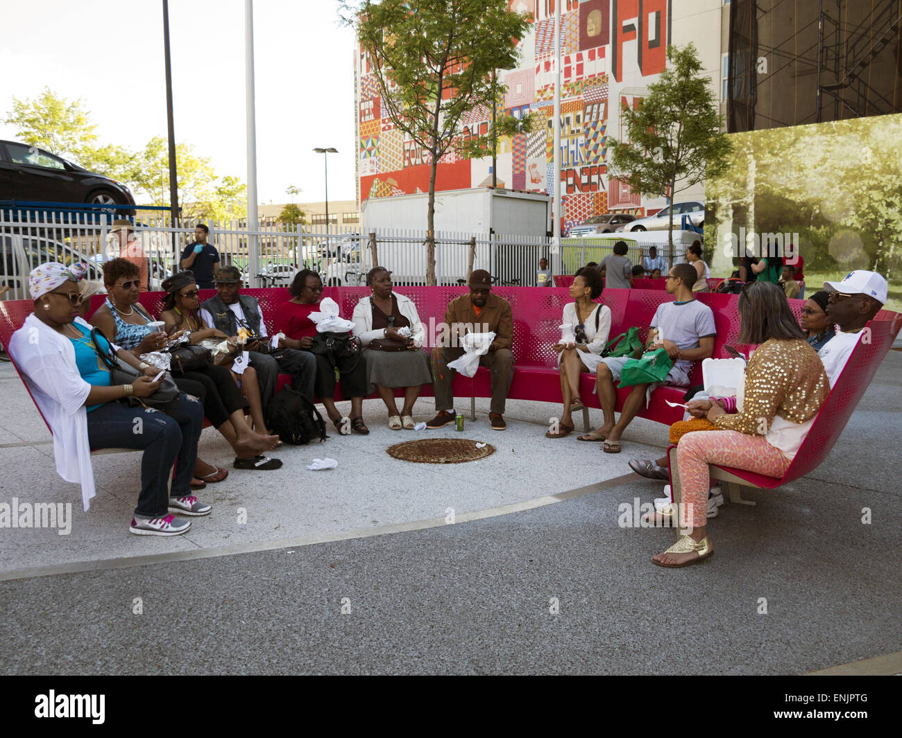 Group people eating picnic bench hi-res stock photography and images ...