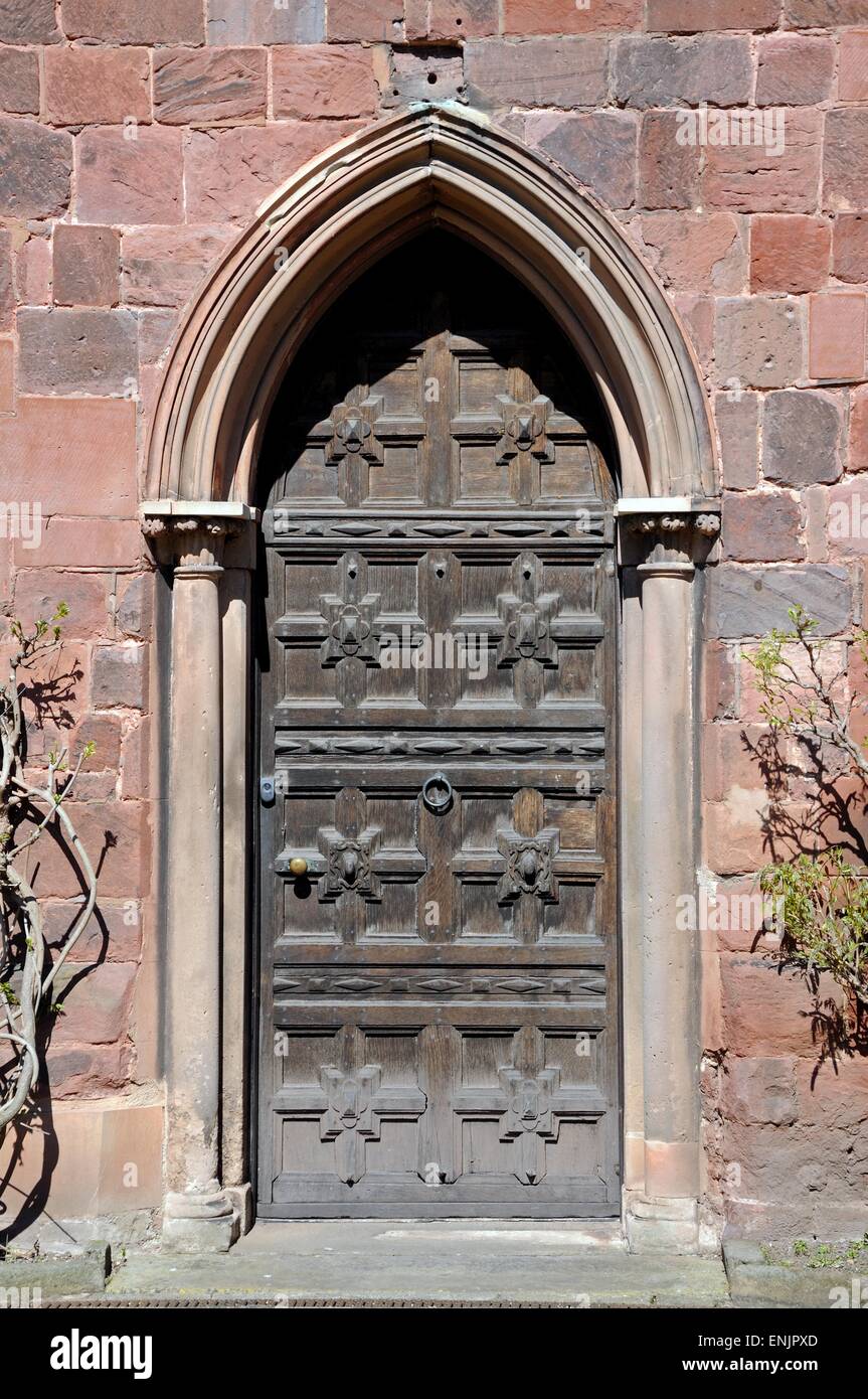 Wooden castle door hi-res stock photography and images - Alamy