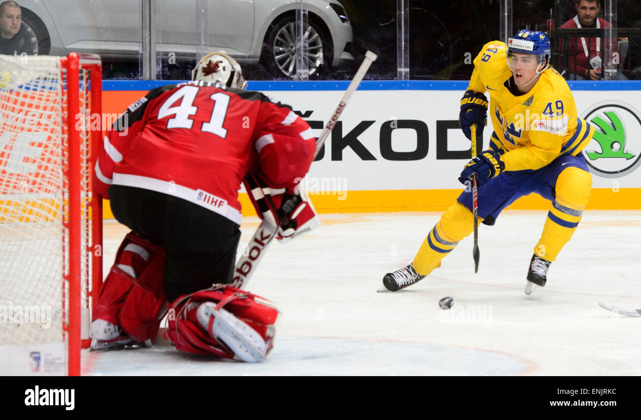 Goalkeeper Mike Smith (CAN) and Victor Rask (SWE) in action during the ...