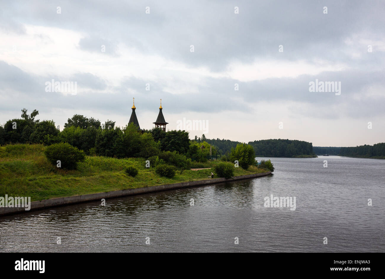 City outskirts river hi-res stock photography and images - Alamy