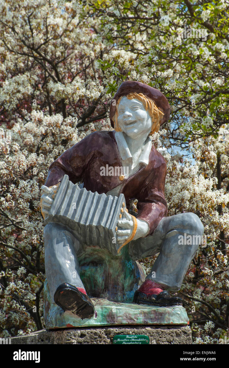 Statue of a boy hi-res stock photography and images - Alamy