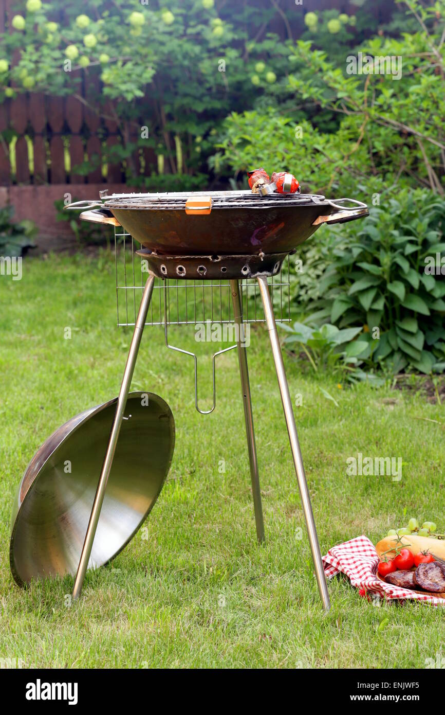 round metal barbecue grill appliance picnic outdoors Stock Photo - Alamy