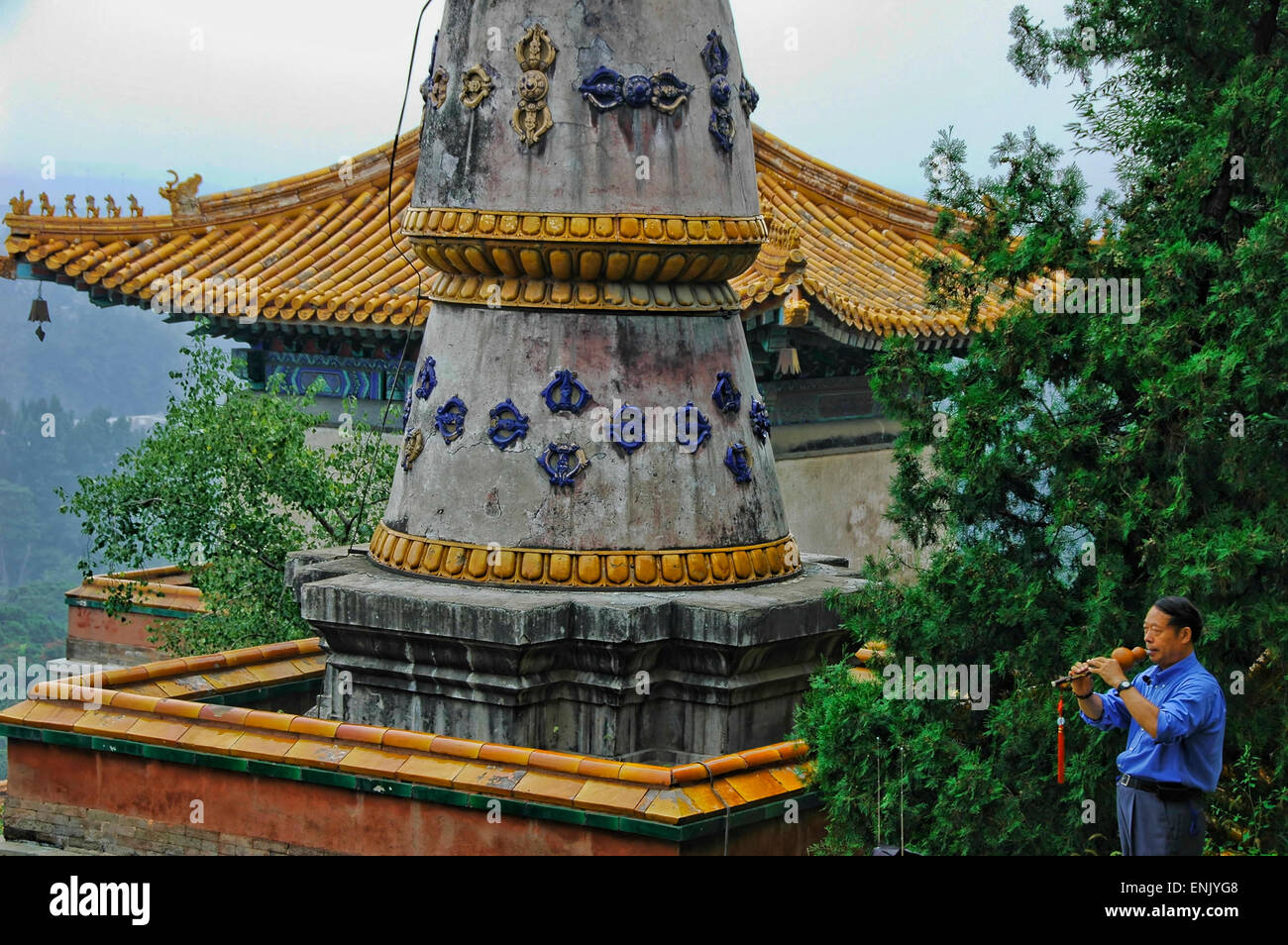 Chinese musician playing flute in Summer Garden Beijing Stock Photo - Alamy