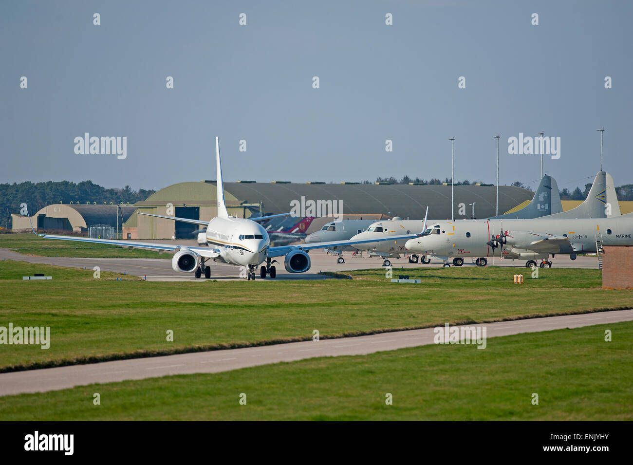 737 flight deck hi-res stock photography and images - Alamy