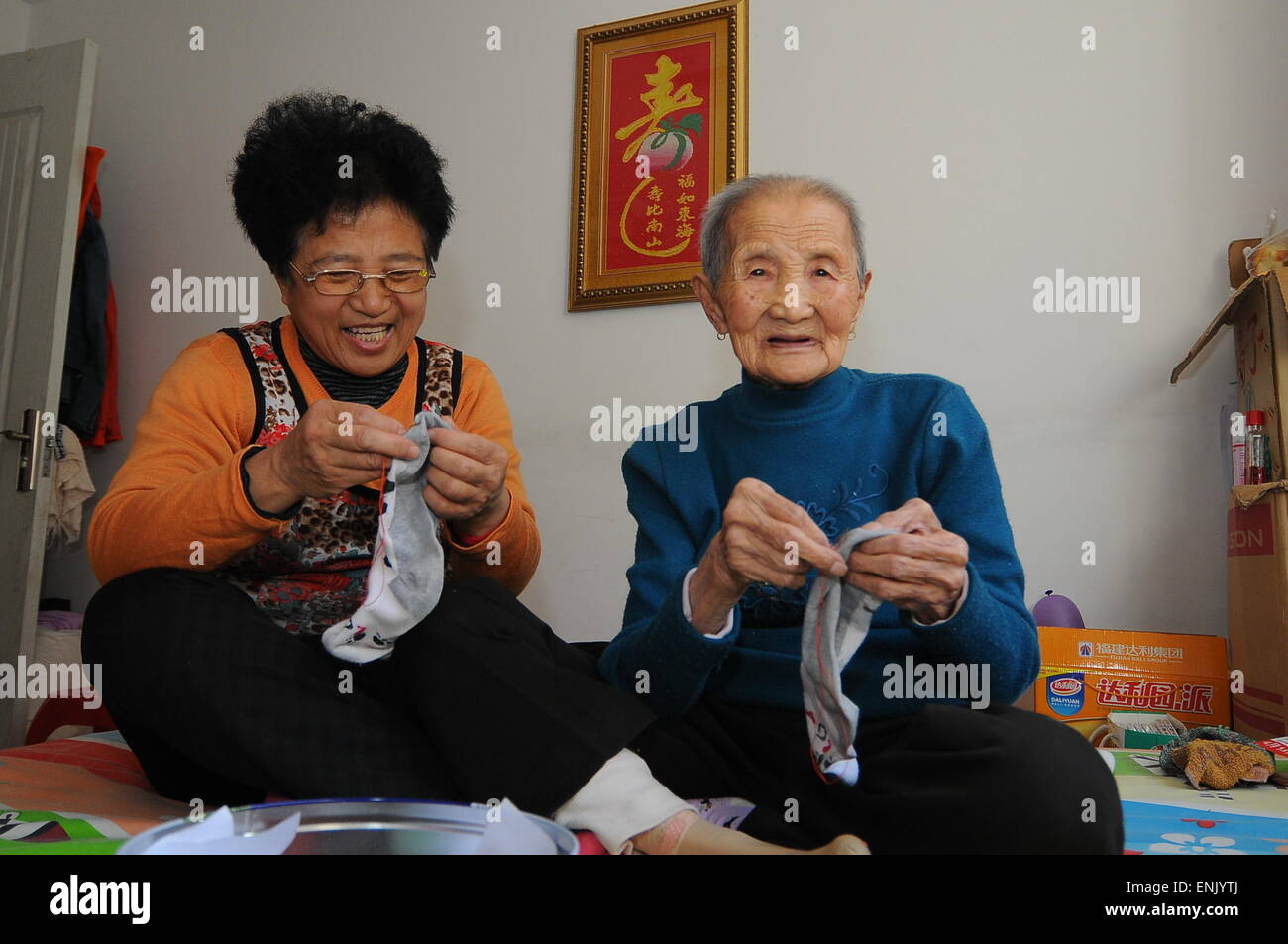 (150507) --NING'AN, May 7, 2015 (Xinhua) -- 60-year-old Li Shumei (L ...